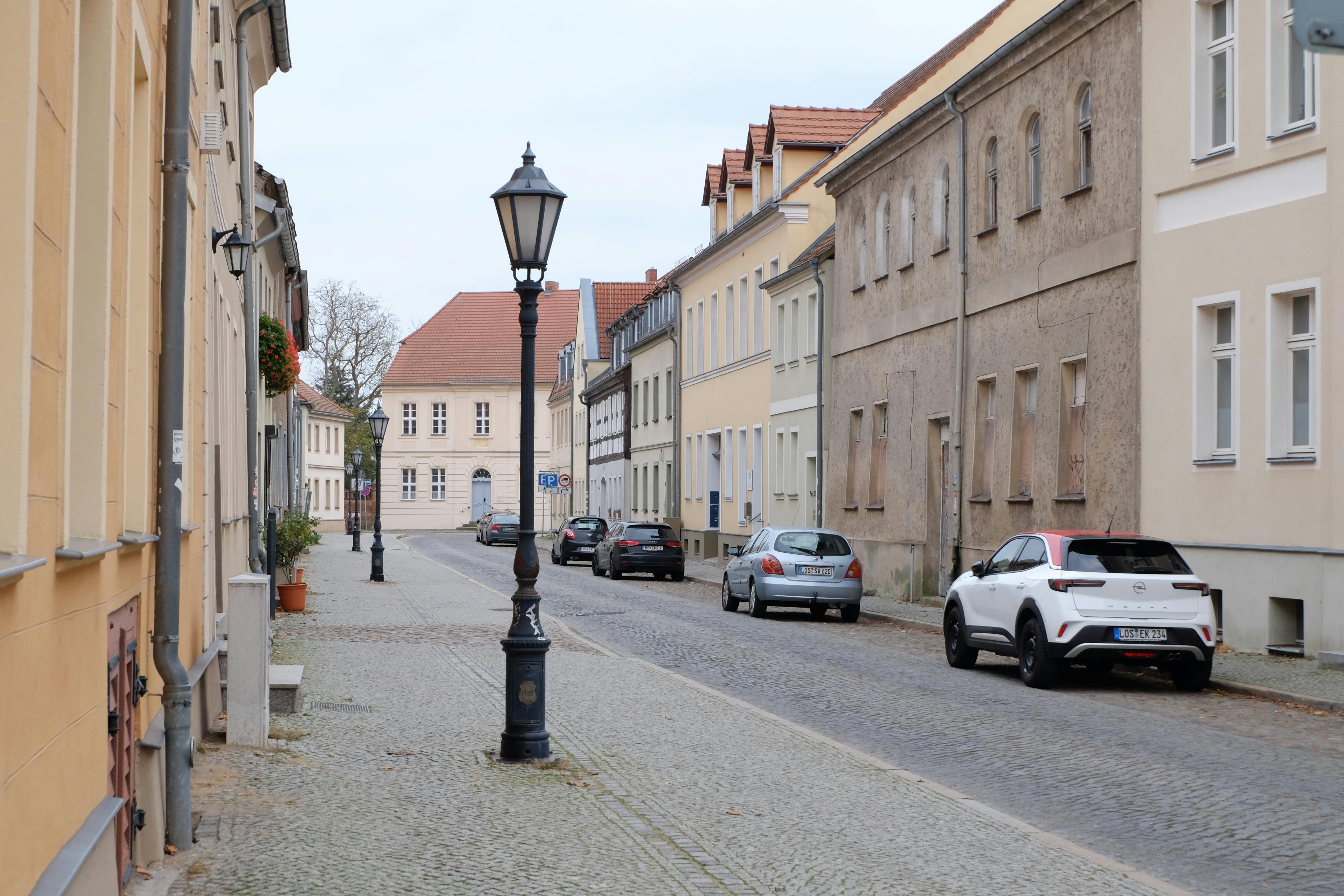 Quaint European Street with Classic Architecture · Free Stock Photo