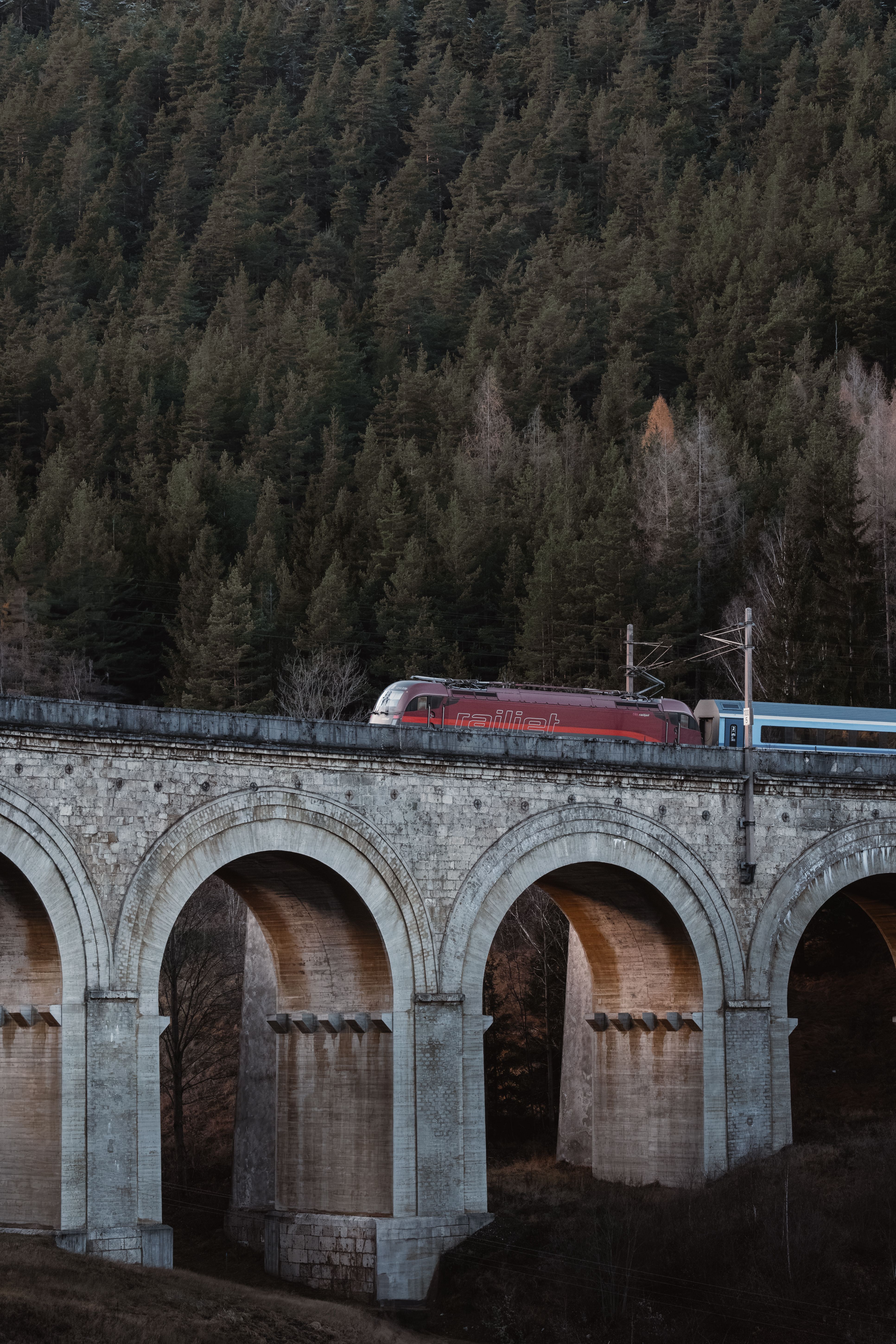 Trem Panorâmico Cruzando O Viaduto De Semmering Na áustria · Foto ...