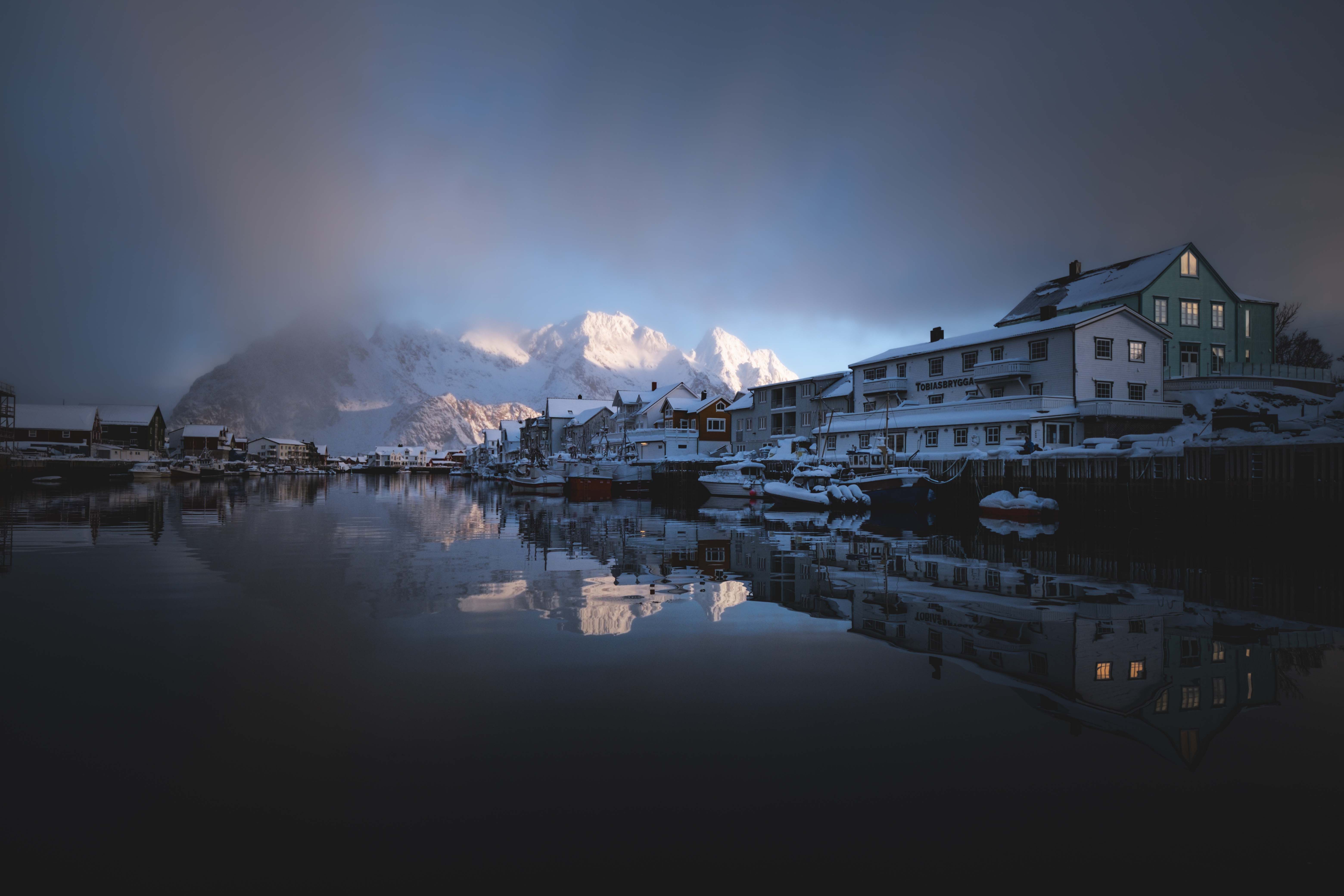 Scenic Winter Harbor at Dawn Reflection · Free Stock Photo
