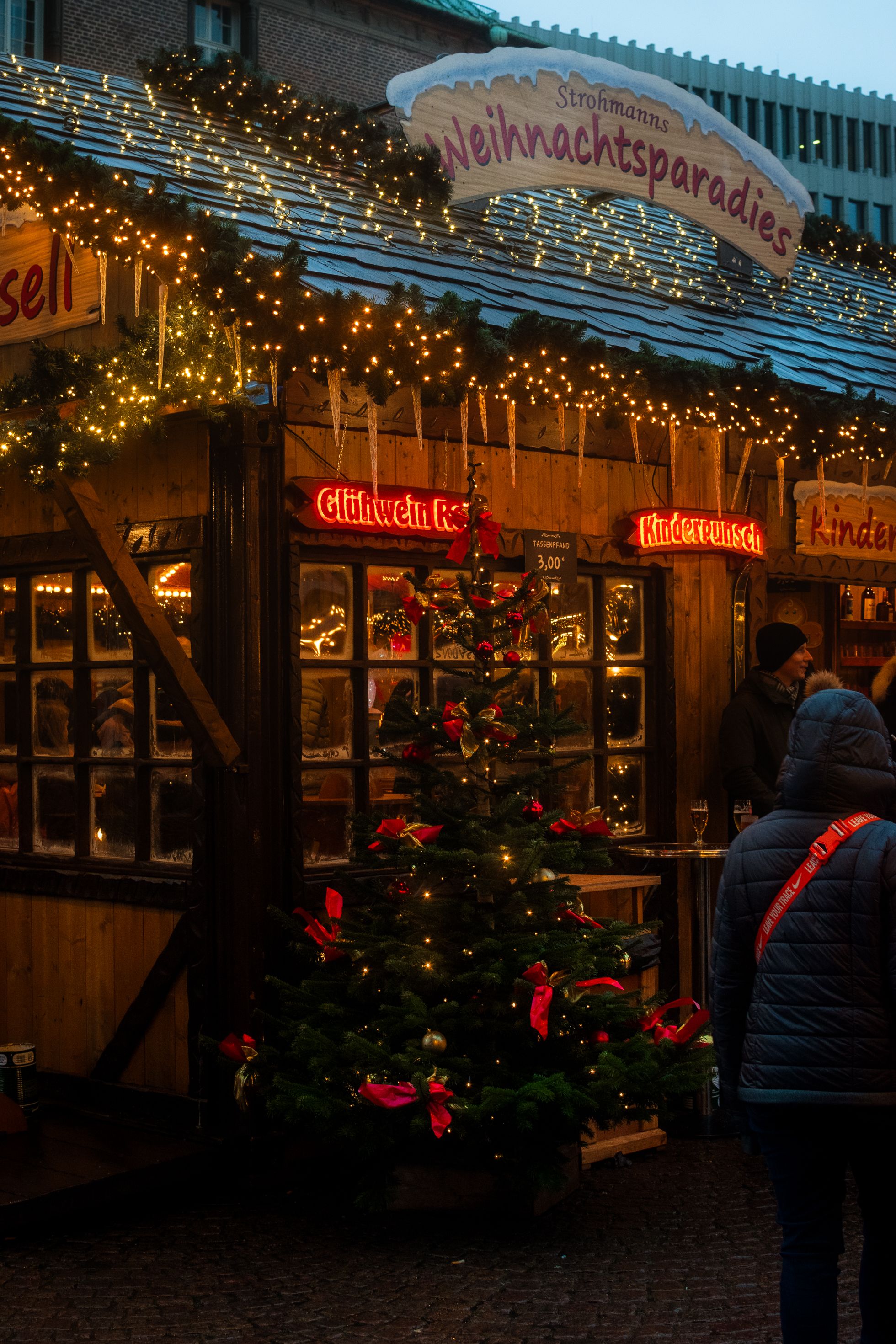 Festive Christmas Market Scene with Tree and Lights · Free Stock Photo