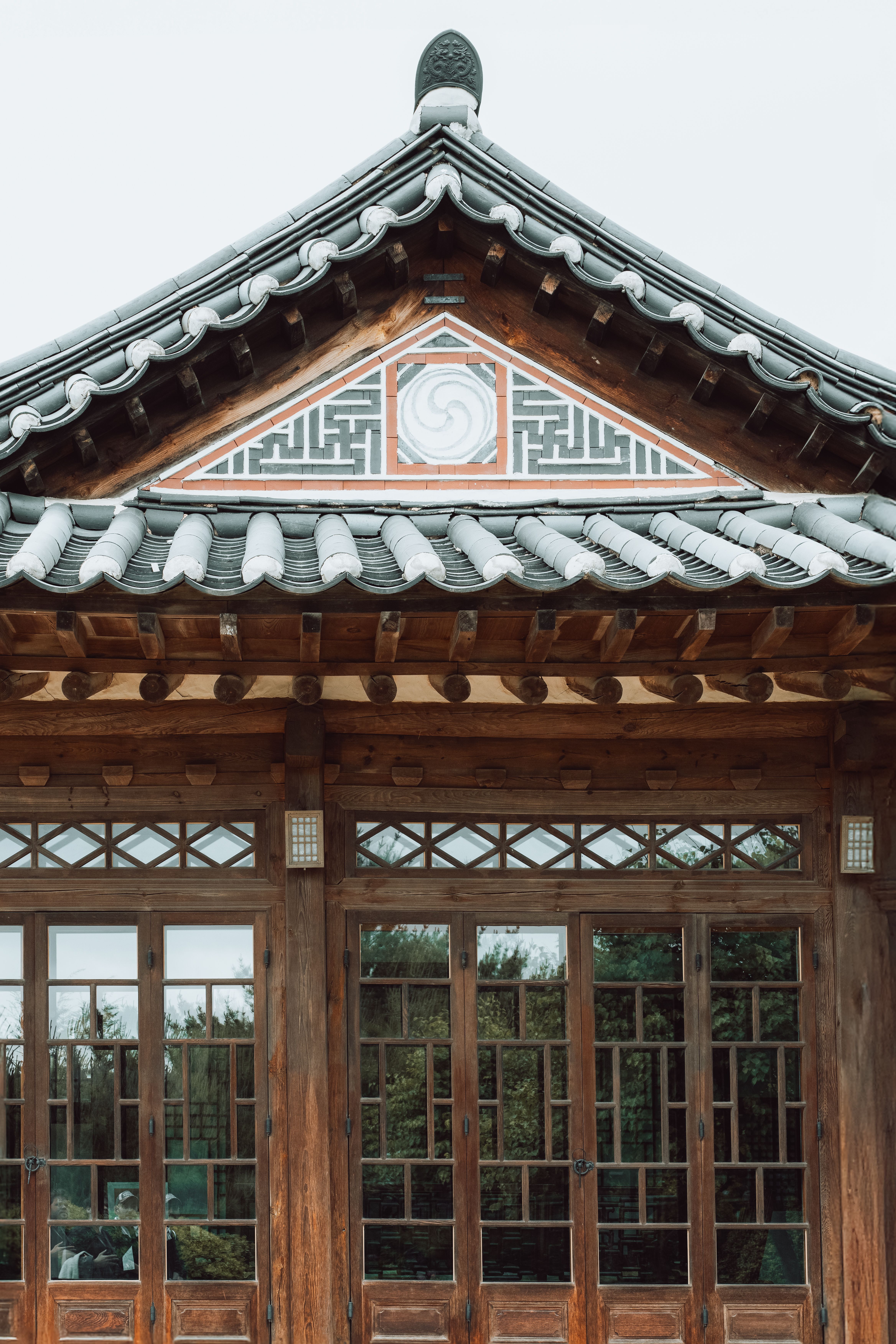 Traditional Korean Architecture with Ornate Roof · Free Stock Photo