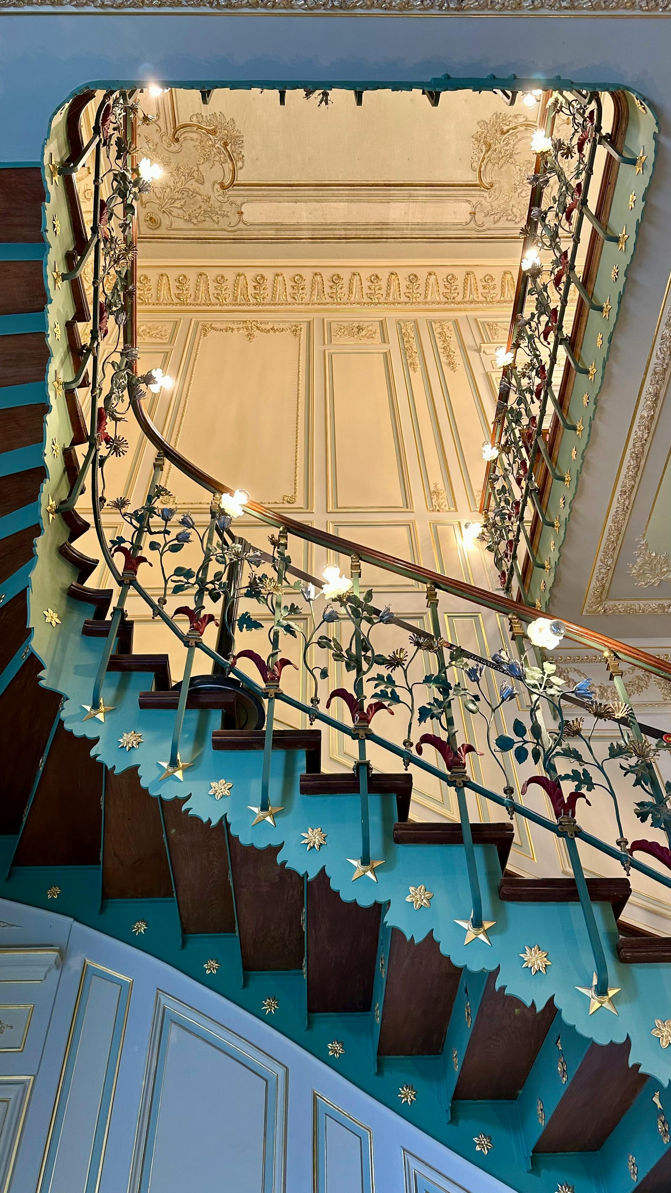 Ornate Spiral Staircase in İstanbul Mansion · Free Stock Photo
