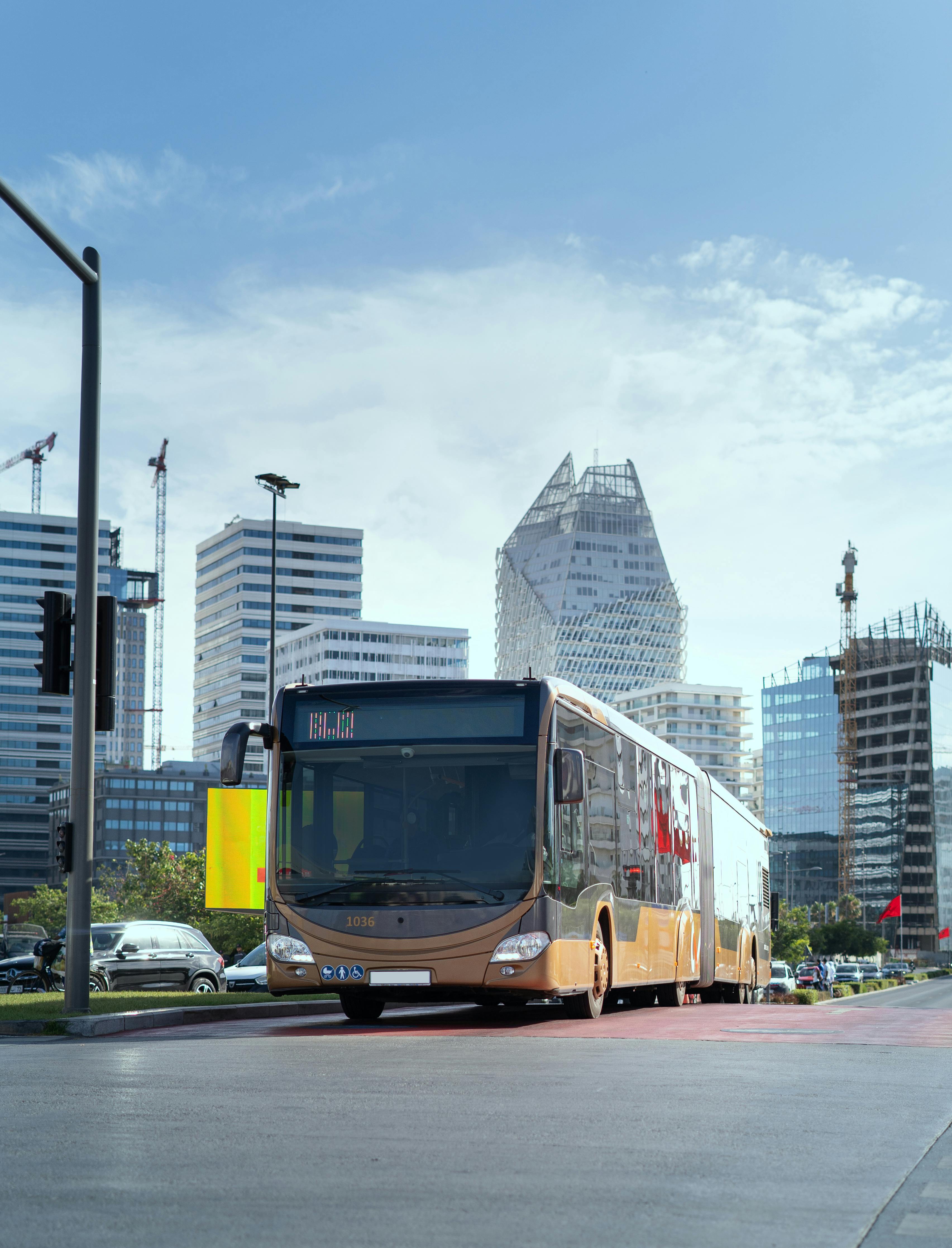 Autobús Moderno En El Paisaje Urbano De Casablanca · Foto de stock gratuita