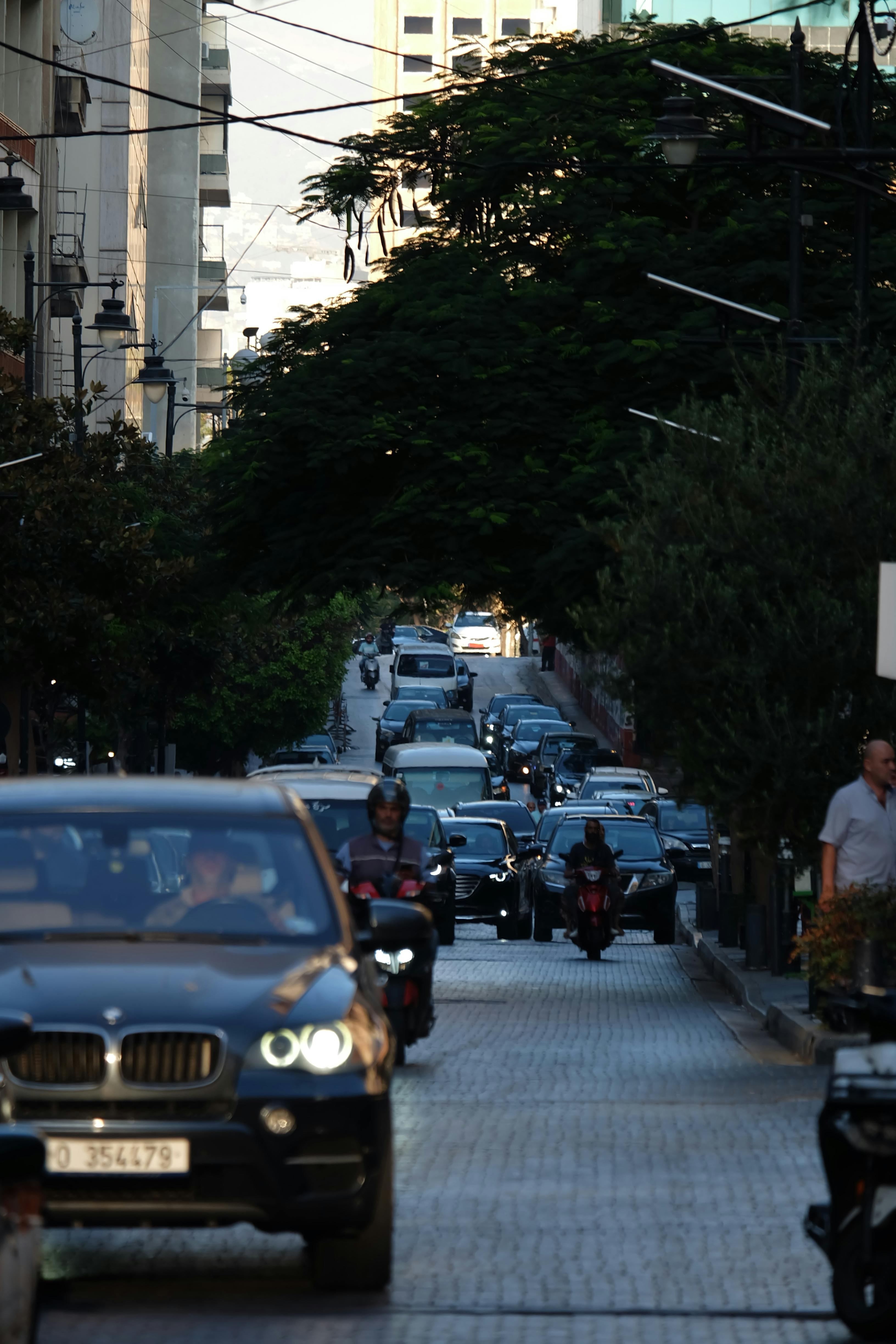 Jalanan Kota Yang Ramai Dengan Mobil Dan Sepeda Motor · Foto Stok Gratis