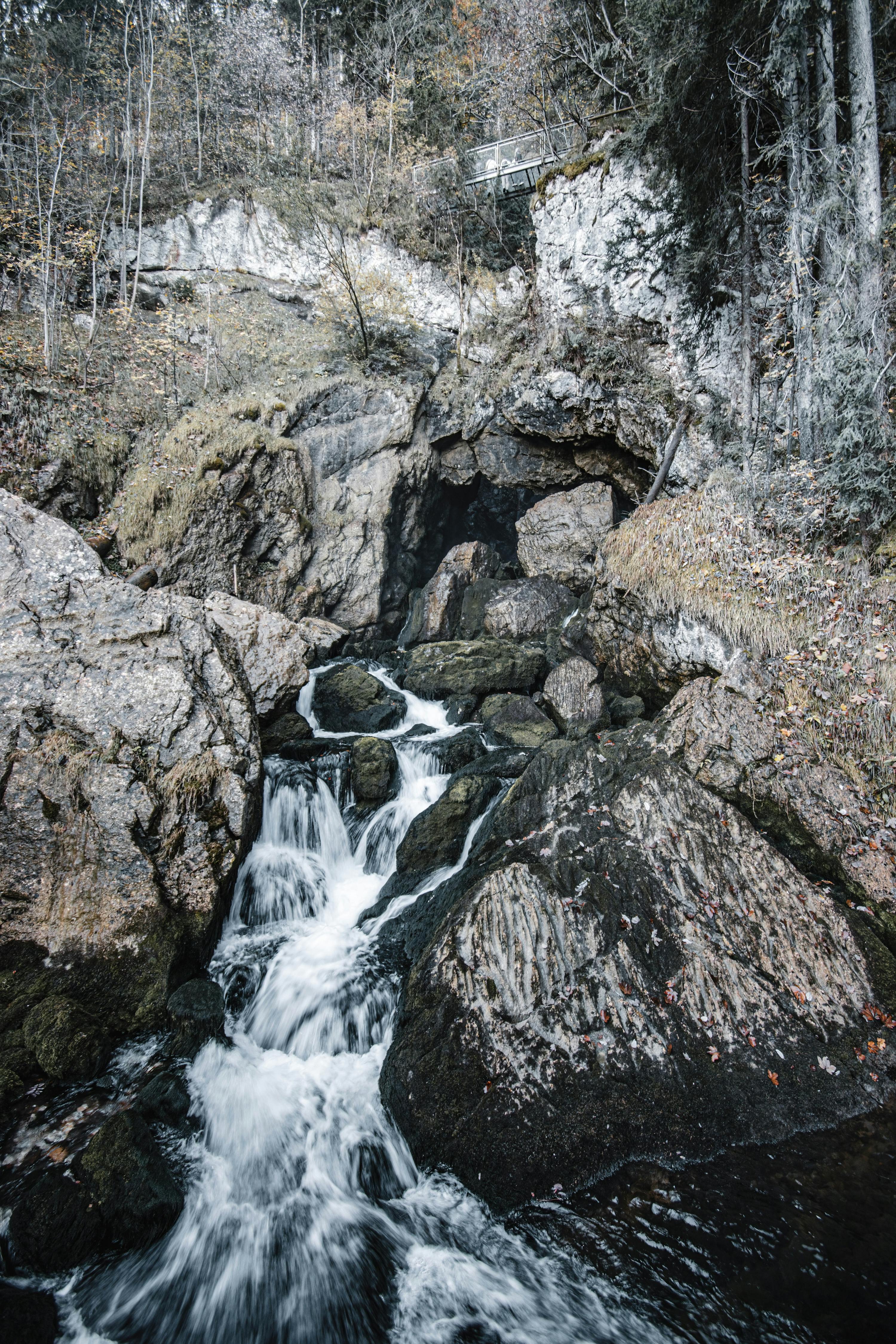 Cascada Serena En Un Entorno De Bosque Rocoso · Foto de stock gratuita