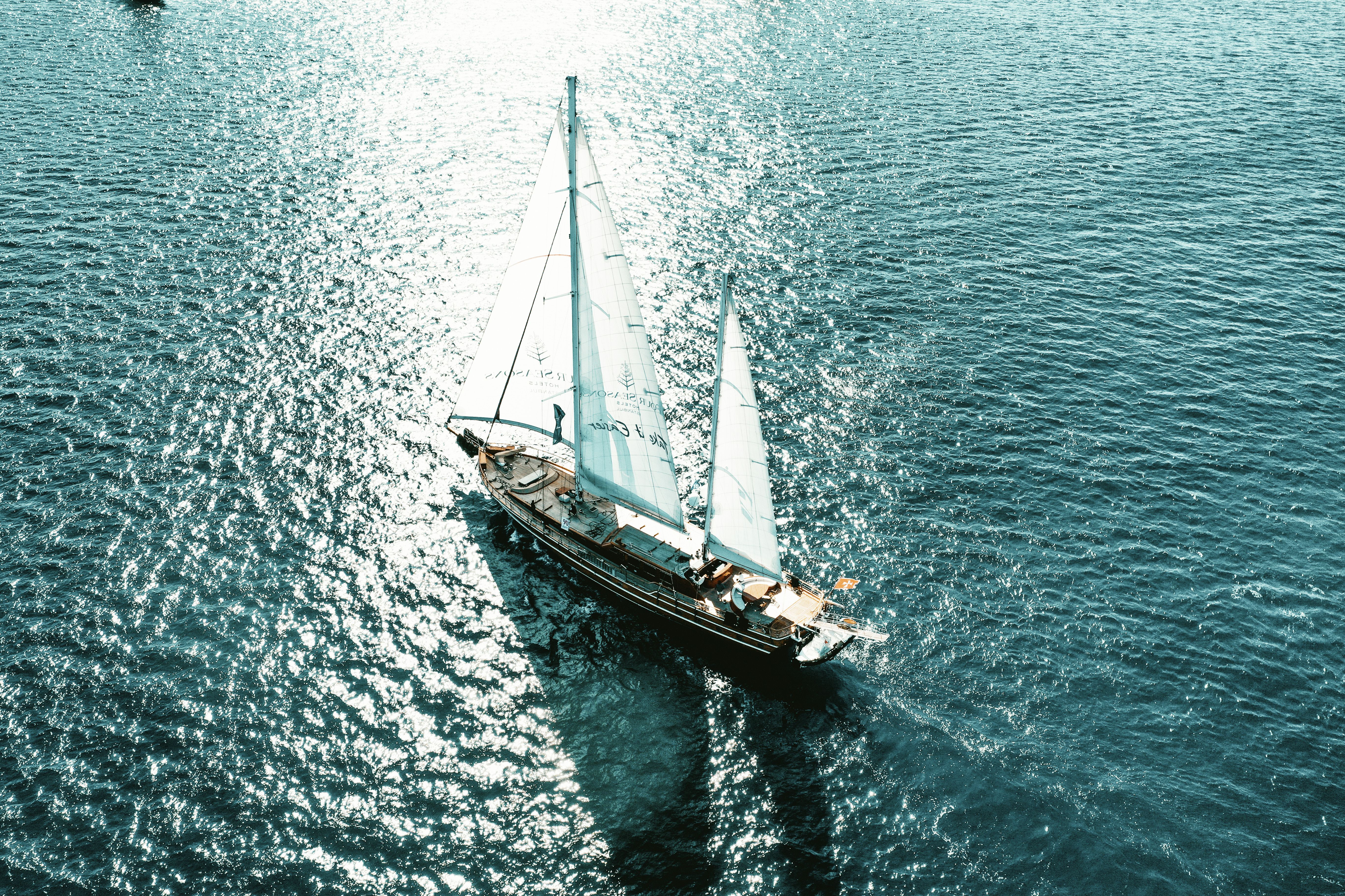Vista Aérea De Un Velero En El Mar Resplandeciente · Foto de stock gratuita