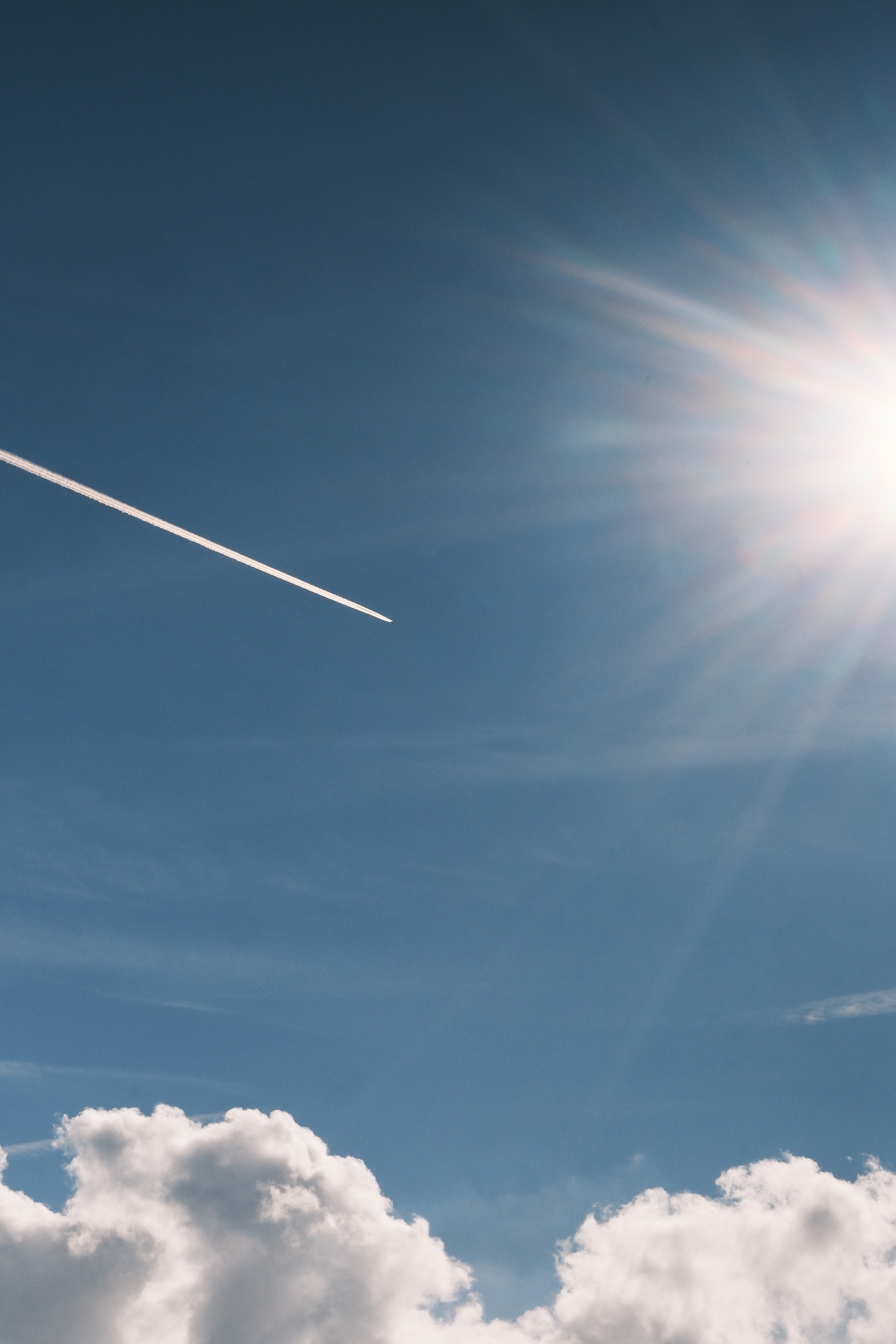 Céu Limpo Com Rastro De Jato E Raios Solares · Foto profissional gratuita