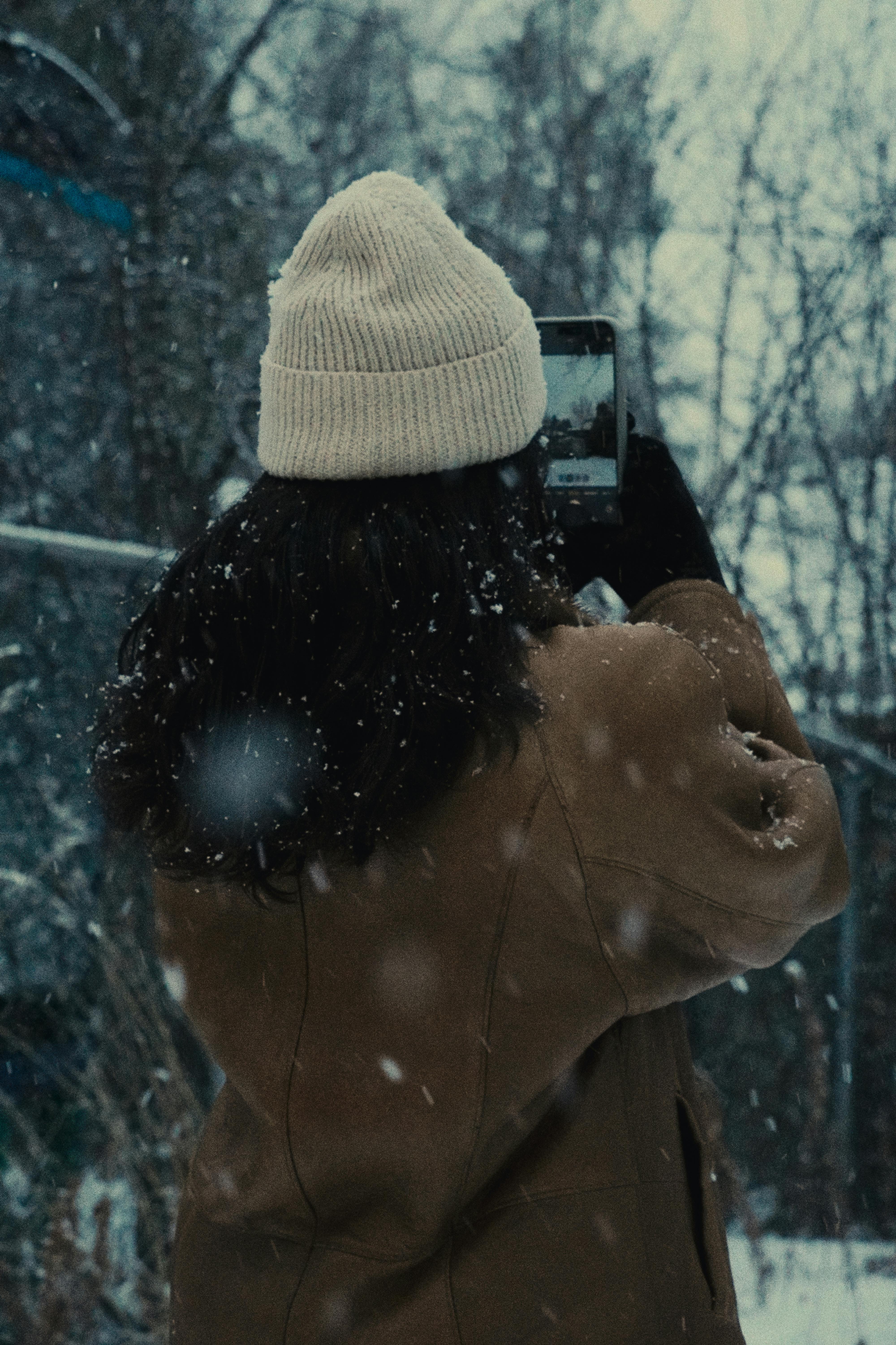 Capturing Winter Moments in Oakville Snowfall · Free Stock Photo