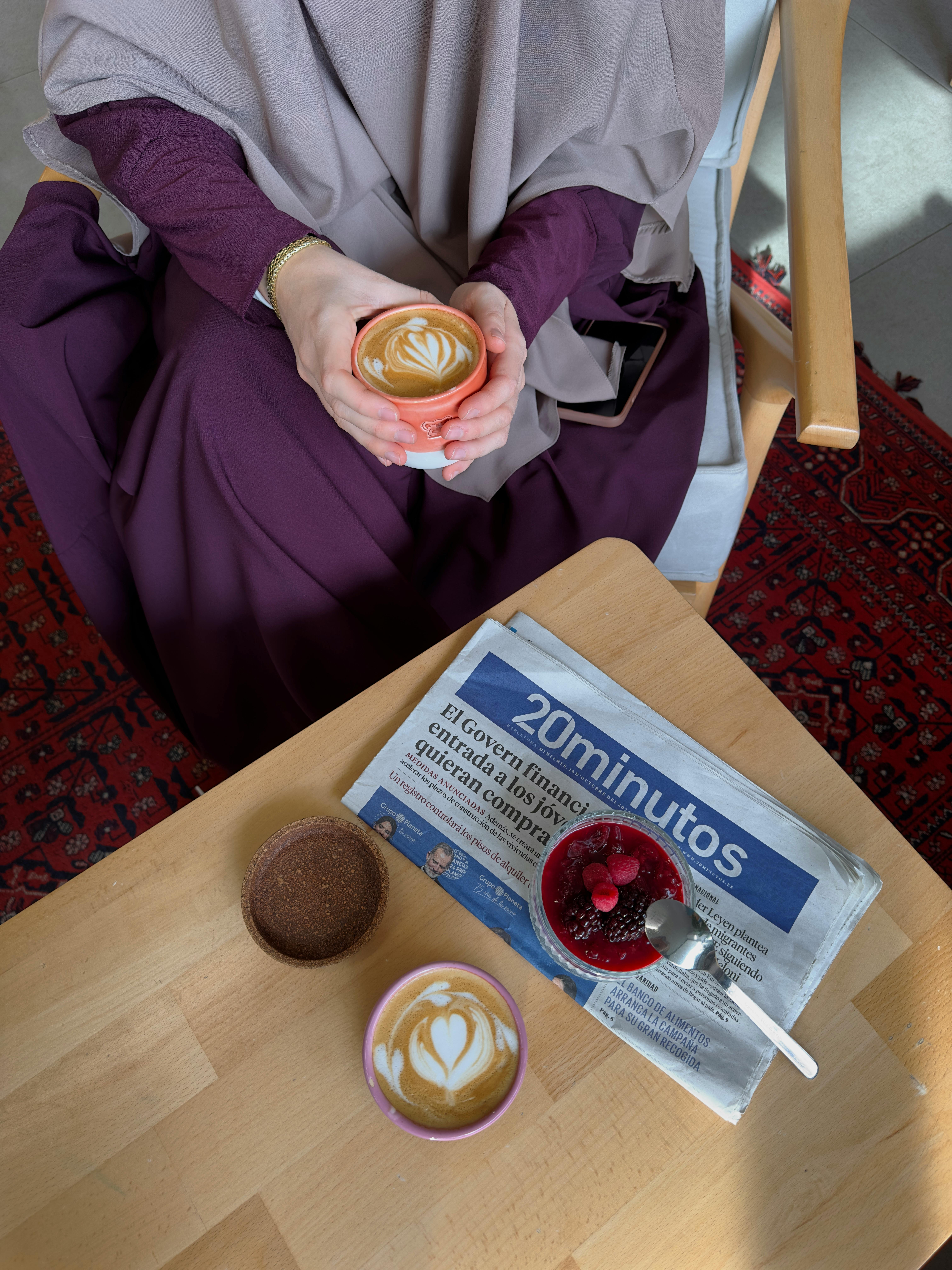 İstanbul'da Rahat Kahve Ve Gazete Sabahı · Ücretsiz Stok Fotoğraf