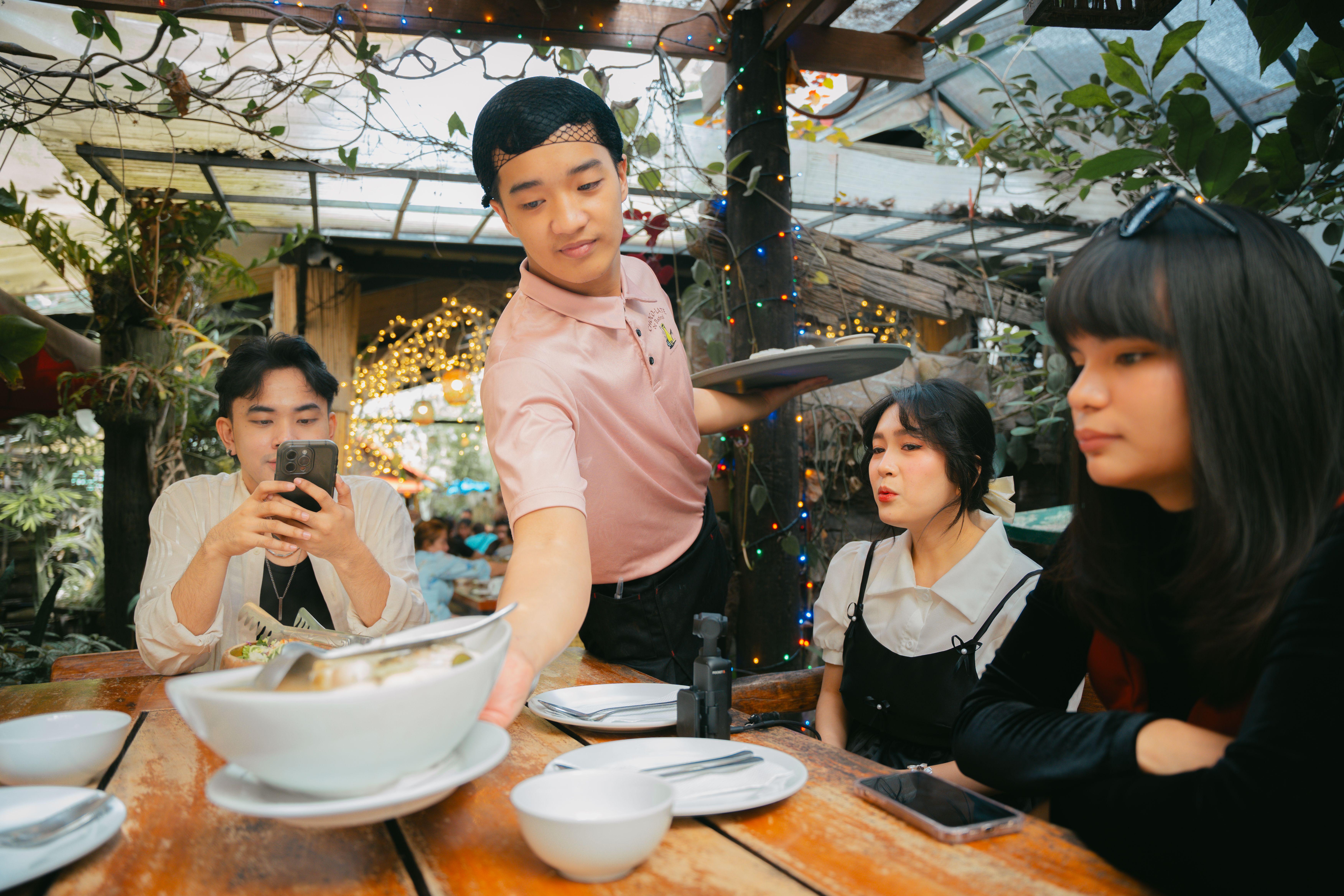 Friends At A Restaurant Photos, Download The BEST Free Friends At A ...