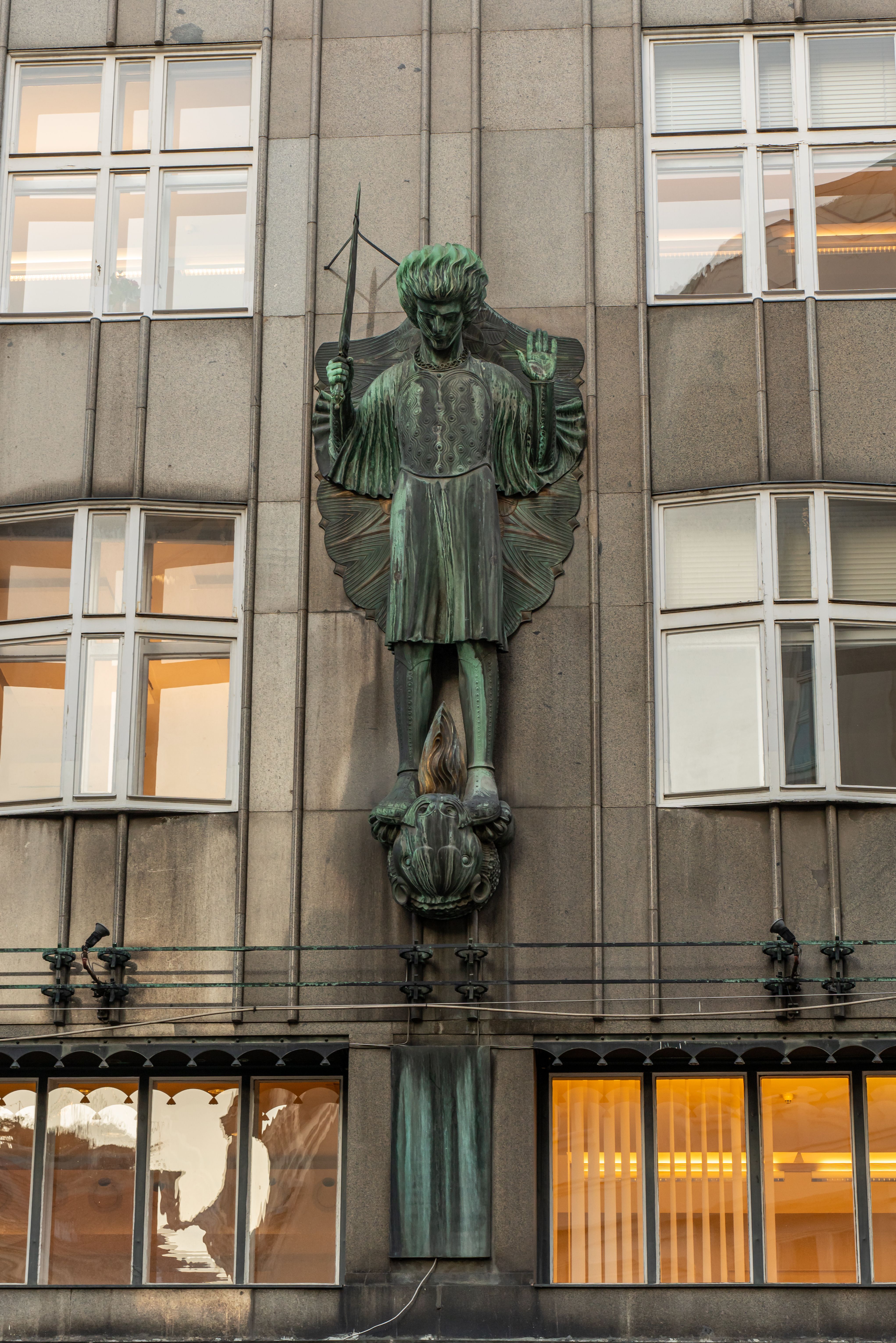 Statue Adorning Building in Vienna · Free Stock Photo