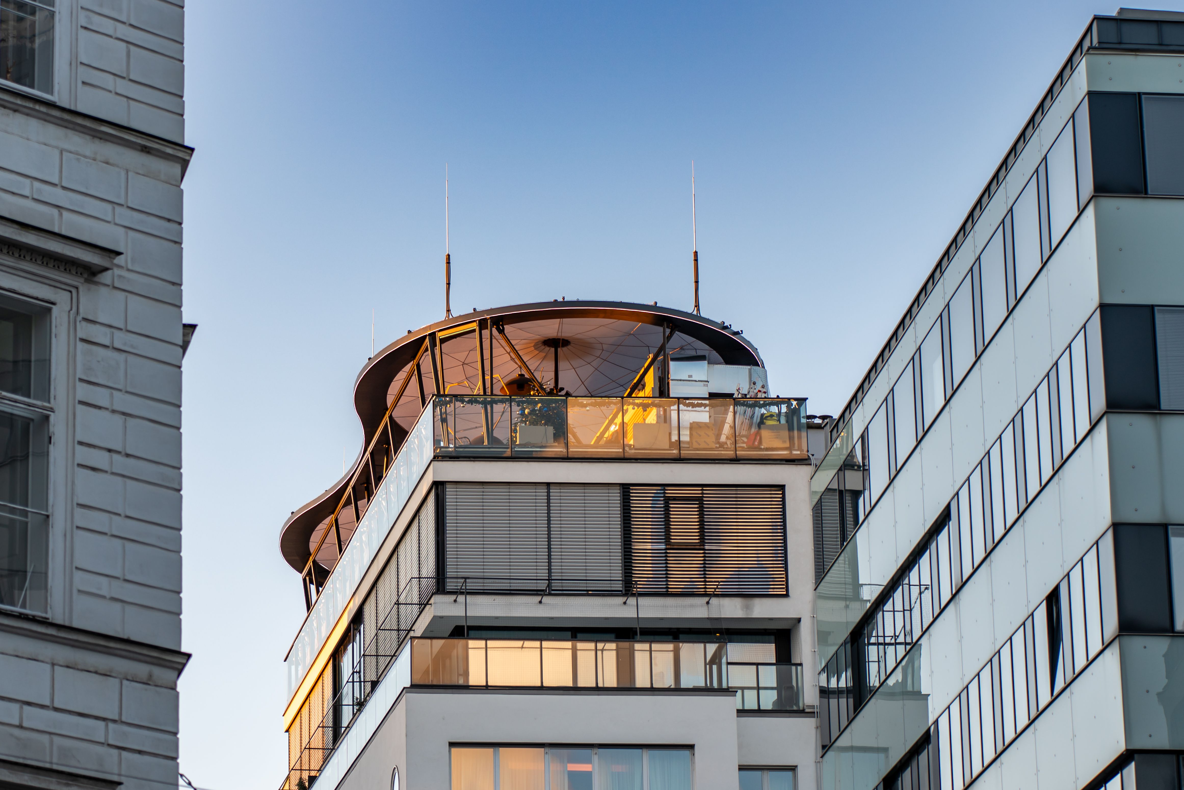 Modern Rooftop Architecture in Vienna's Beč District · Free Stock Photo