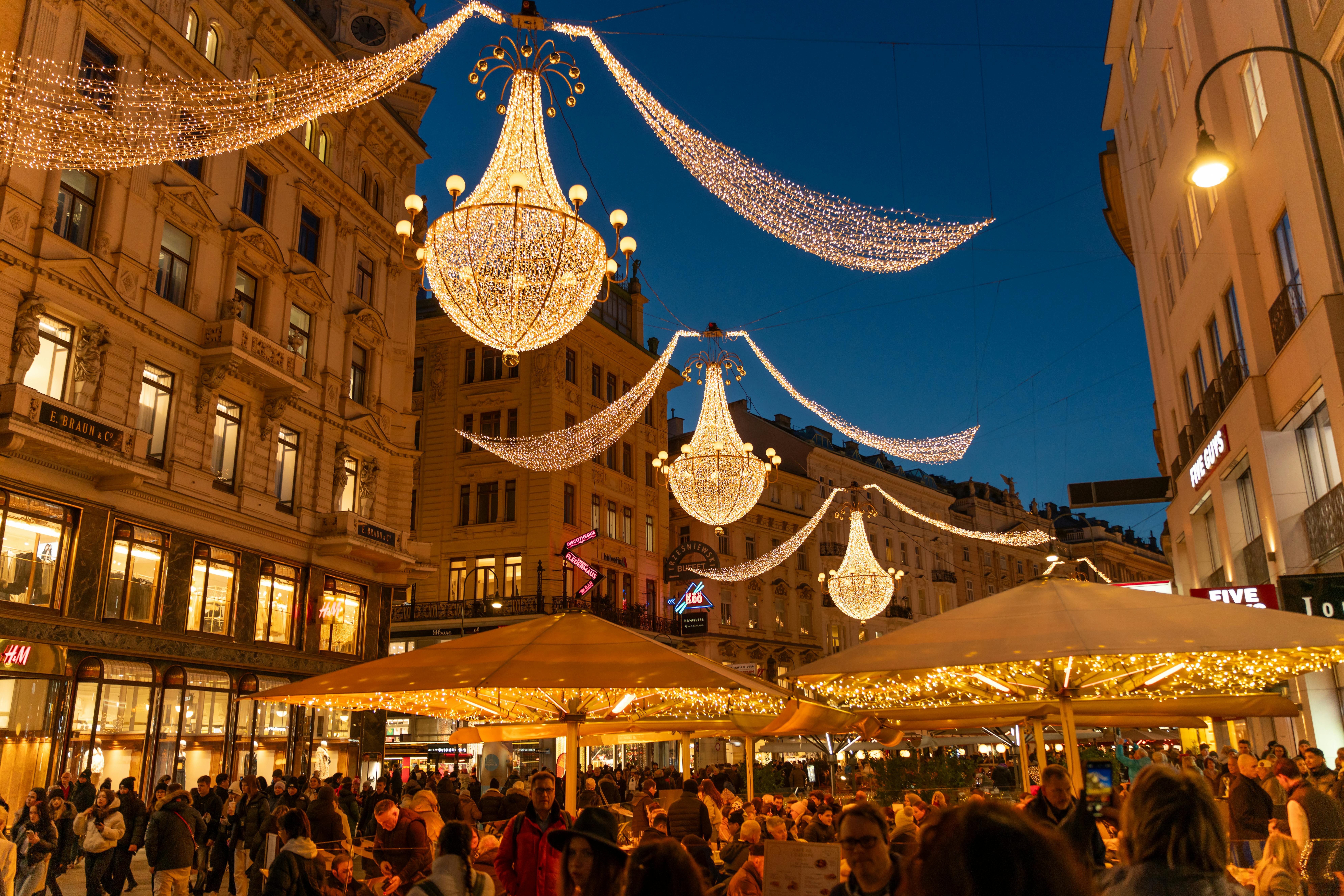 Festive Evening at Vienna's Graben Street Lighting · Free Stock Photo