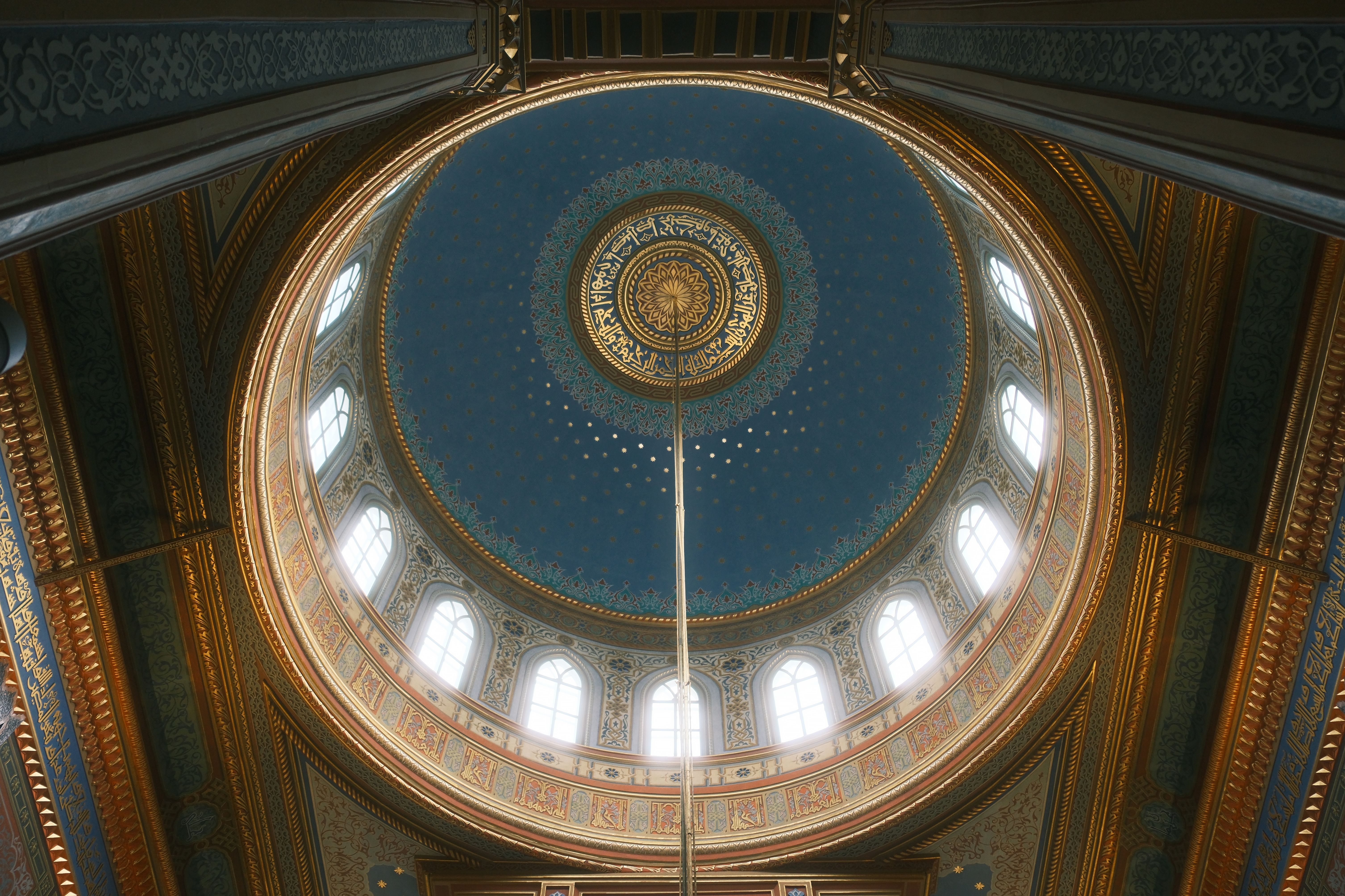Intricate Mosque Dome Interior with Ornate Design · Free Stock Photo
