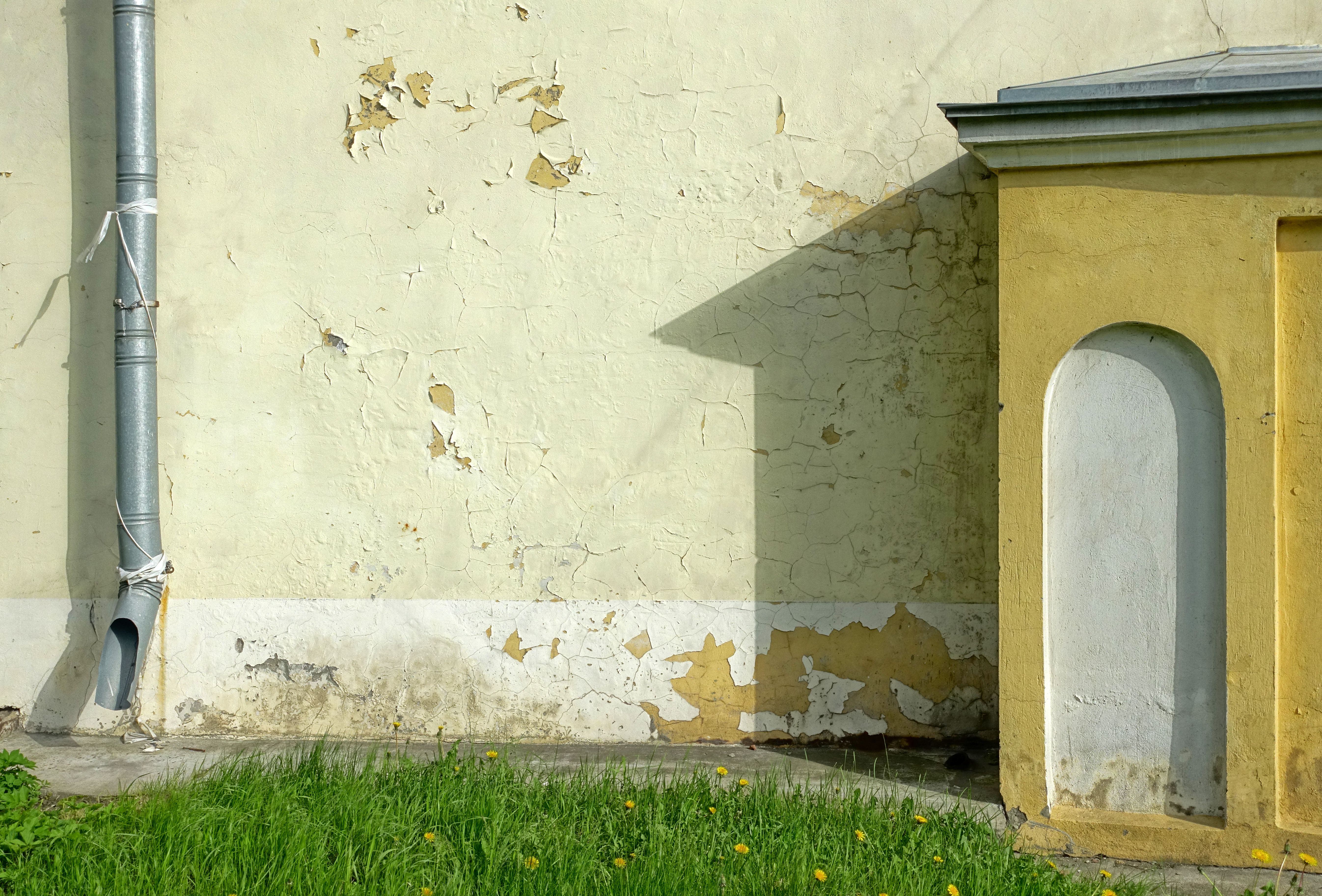 Una Pared Con Pintura Agrietada Y Descascarada. · Foto de stock gratuita