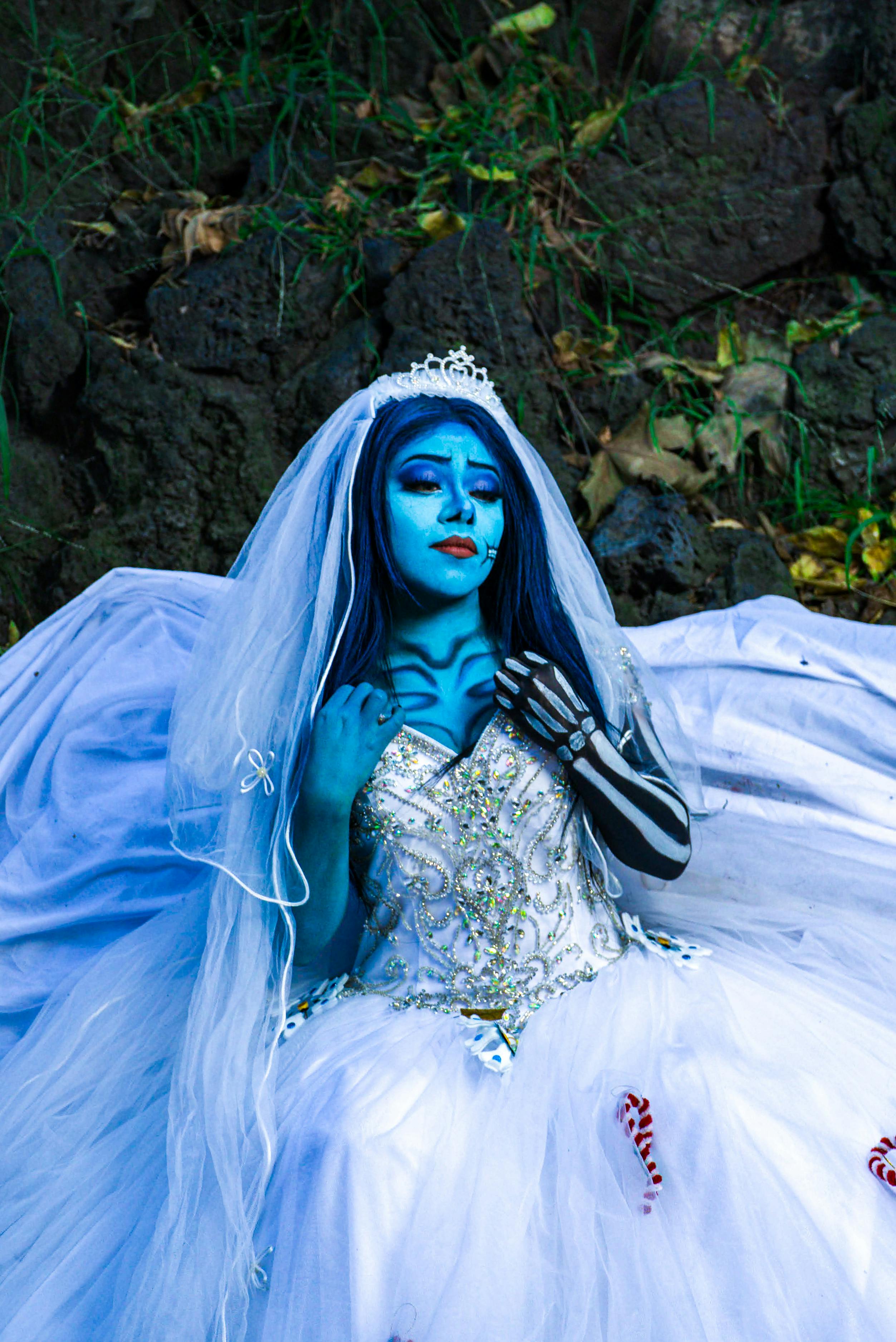 Fantasy Bride with Vibrant Blue Makeup Outdoors · Free Stock Photo