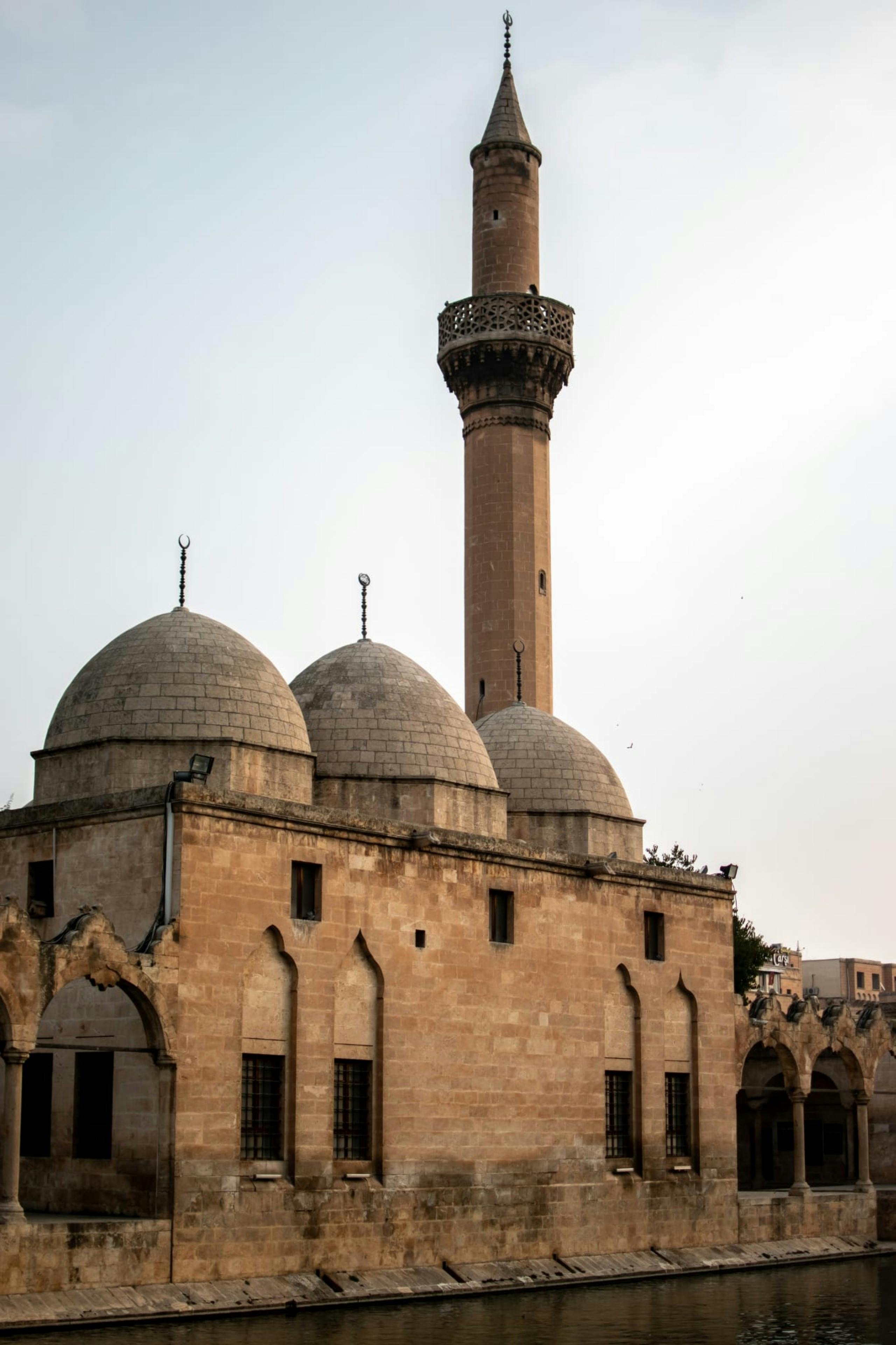 Historic Middle Eastern Mosque with Minaret · Free Stock Photo