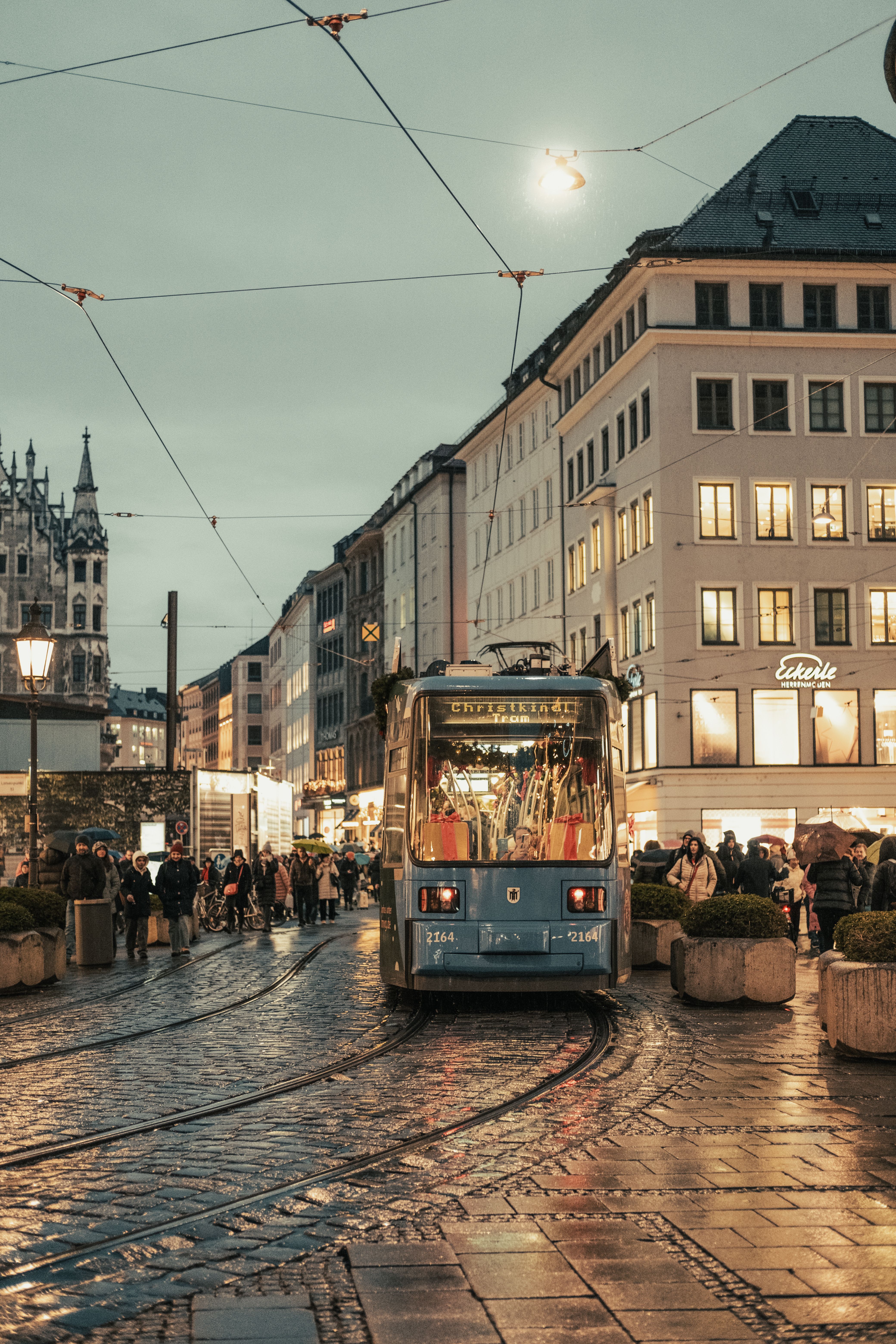 Charming Evening Street Scene with Tram in Munich · Free Stock Photo