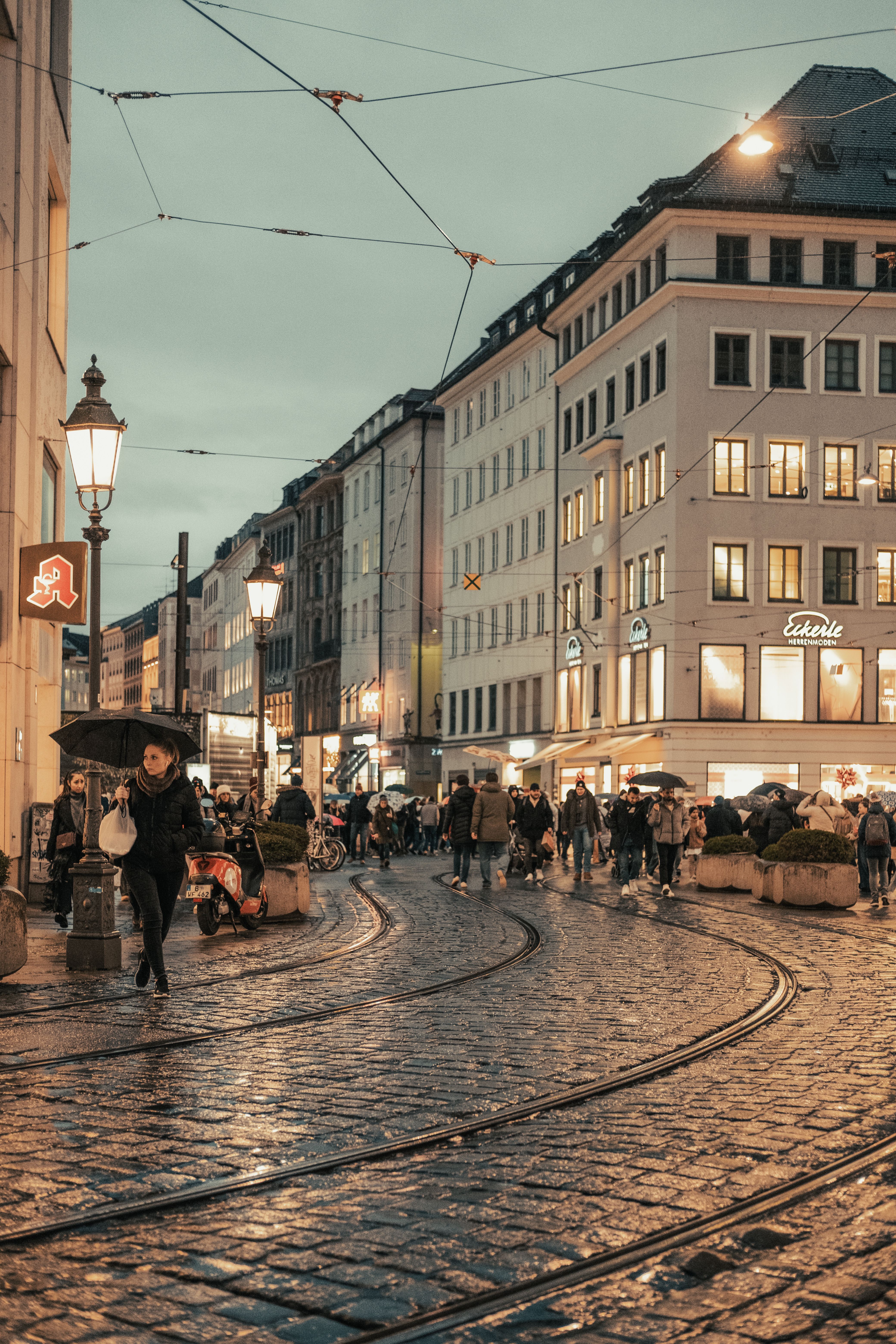 Charming Urban Street Scene at Dusk · Free Stock Photo