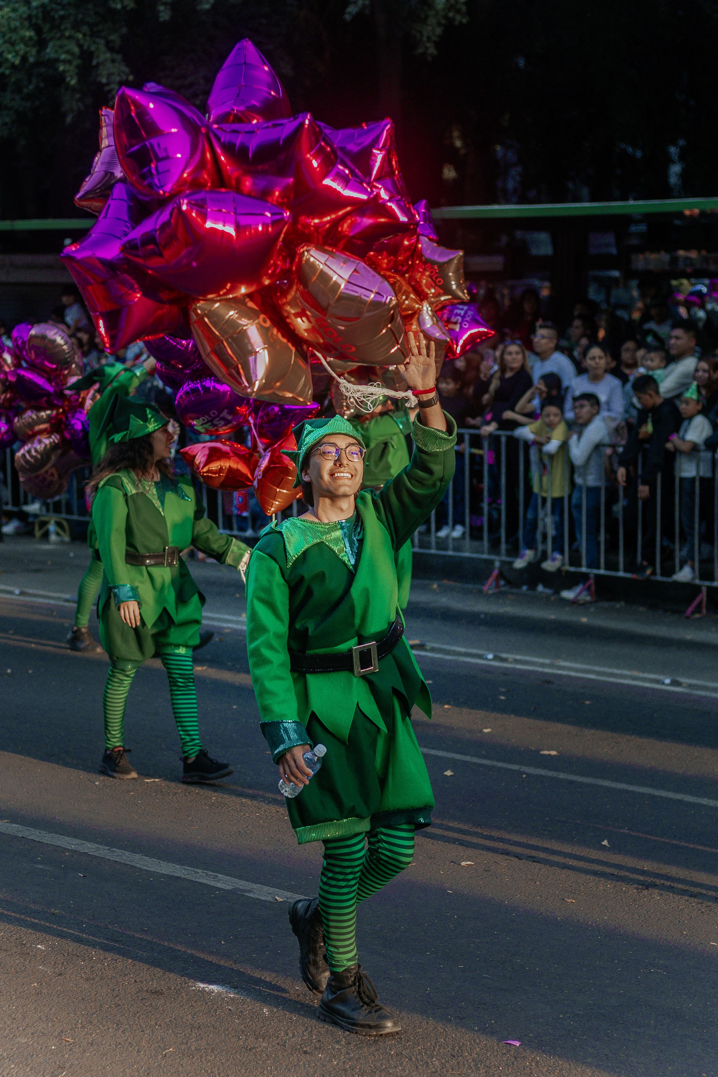Desfile Festivo De Globos Con Participantes Disfrazados · Foto de stock ...