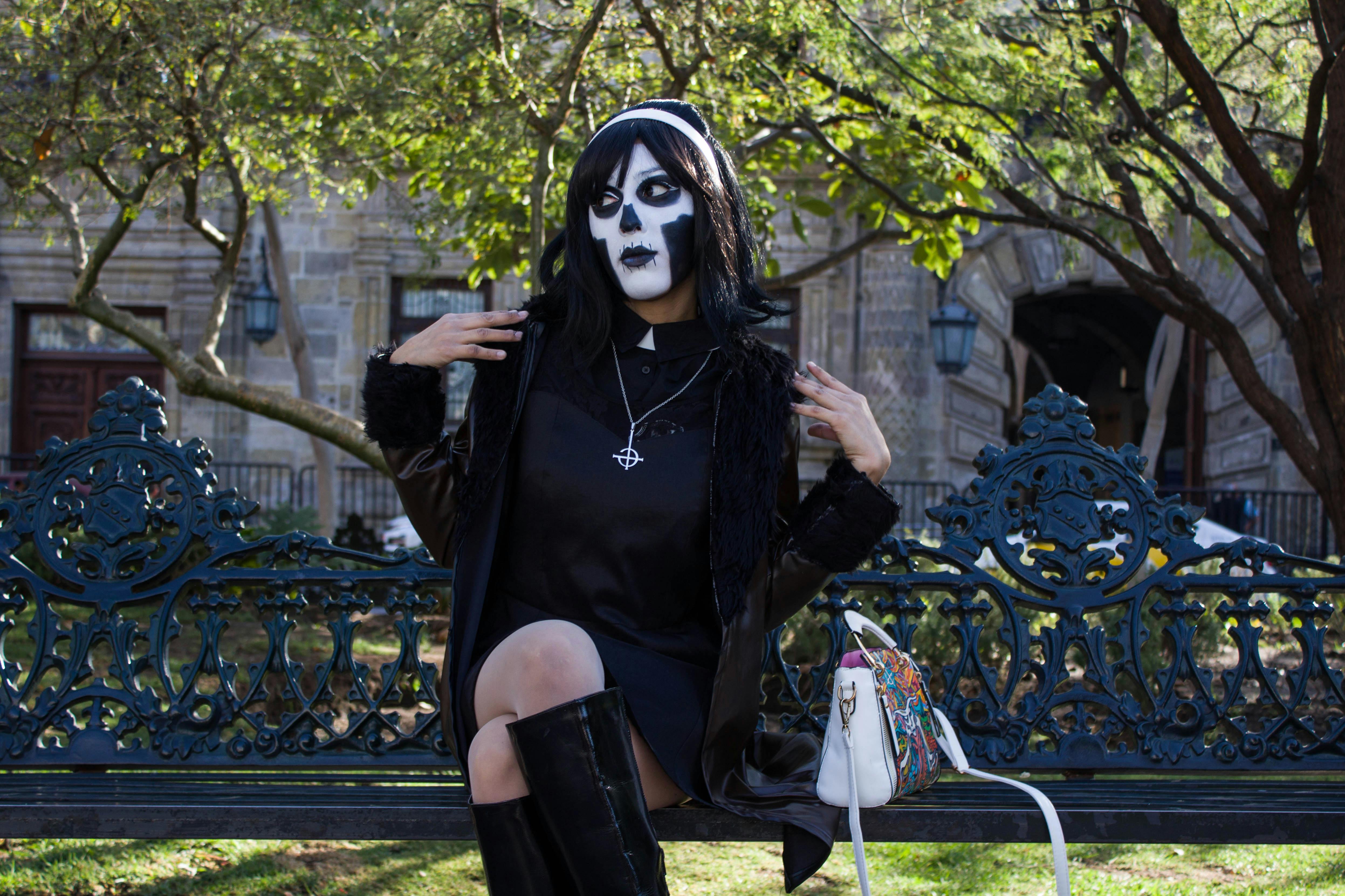 Mujer De Estilo Gótico En Un Entorno De Parque Al Aire Libre · Foto de ...