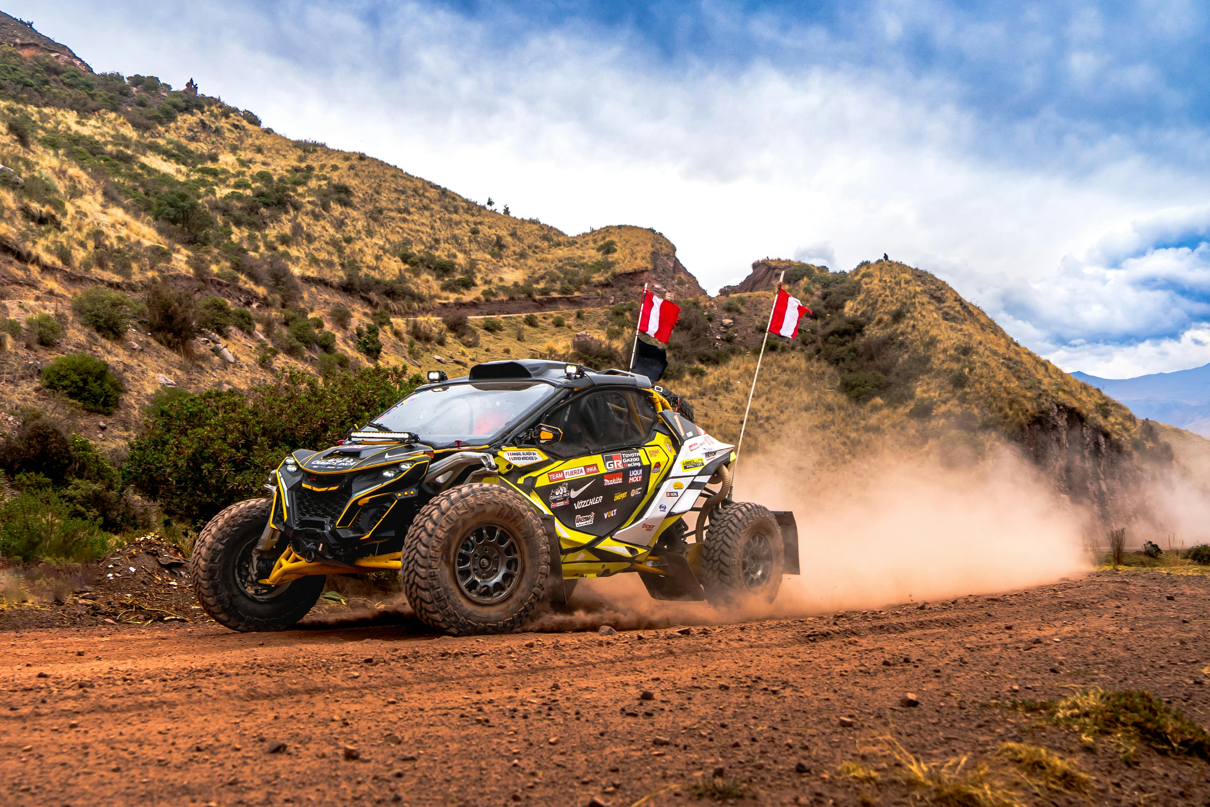 Off-road racing car on dusty mountain trail · Free Stock Photo