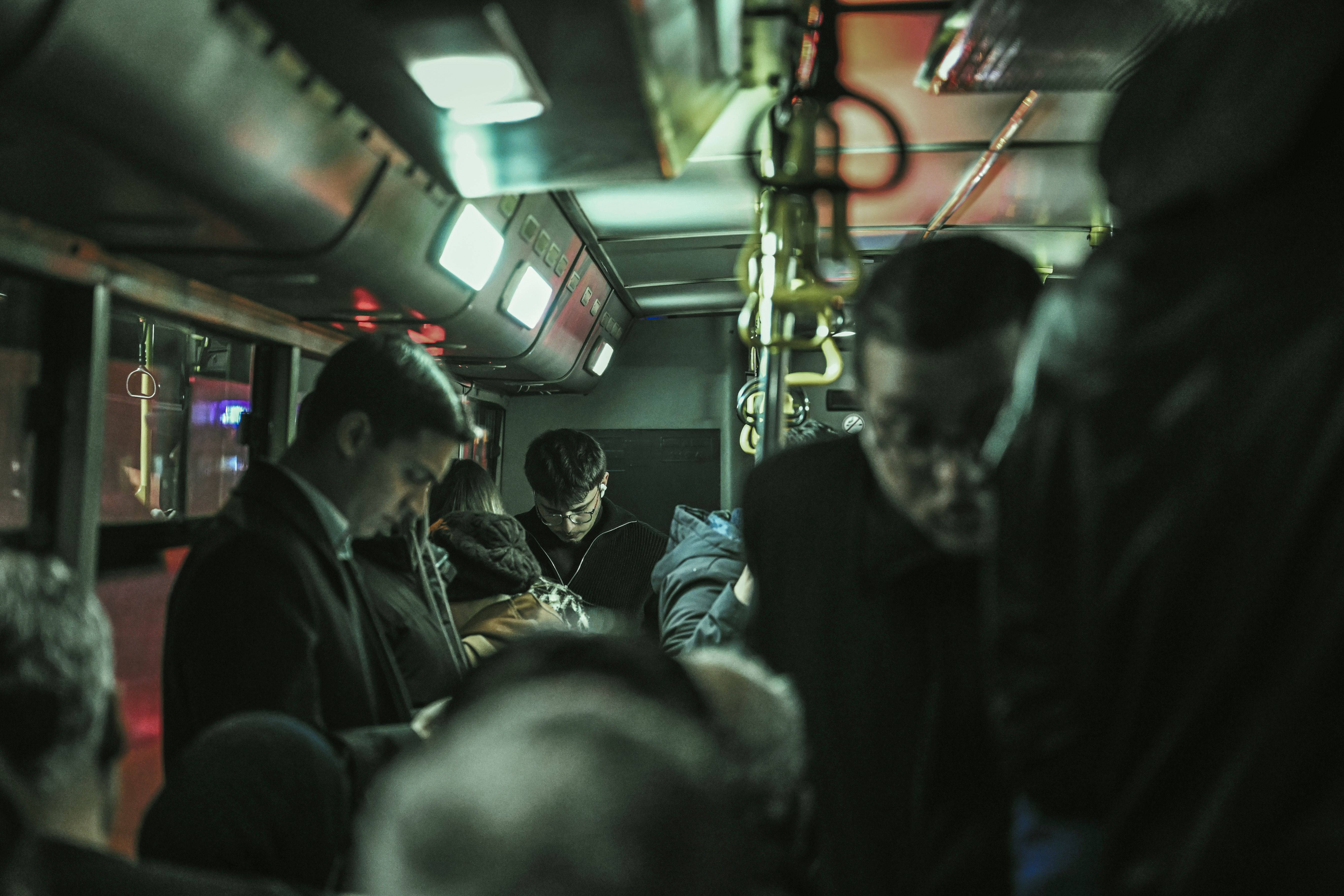 Escena Interior De Un Autobús De Cercanías Lleno De Gente Por La Noche ...