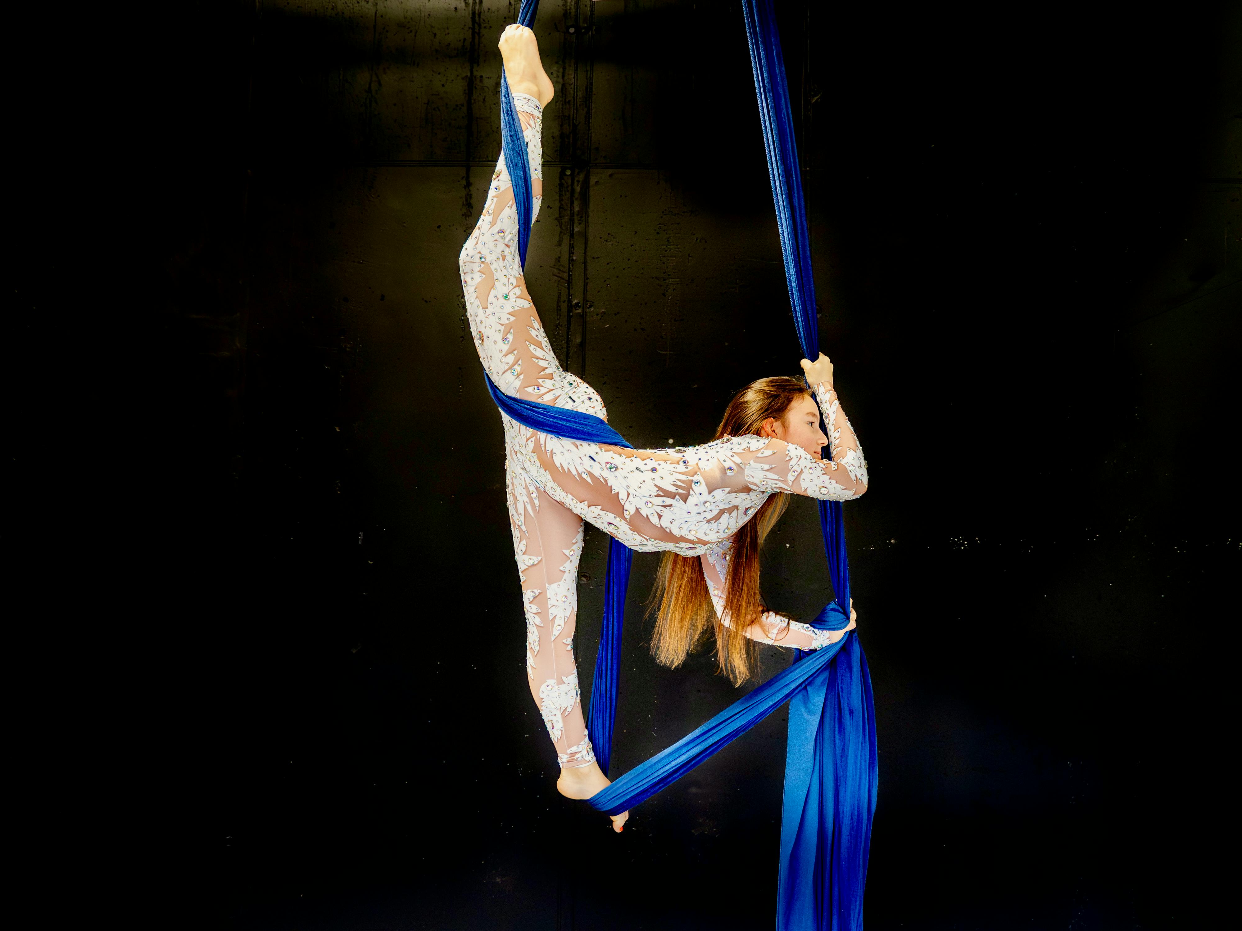 Aerial Silk Performer in Elegant Pose · Free Stock Photo