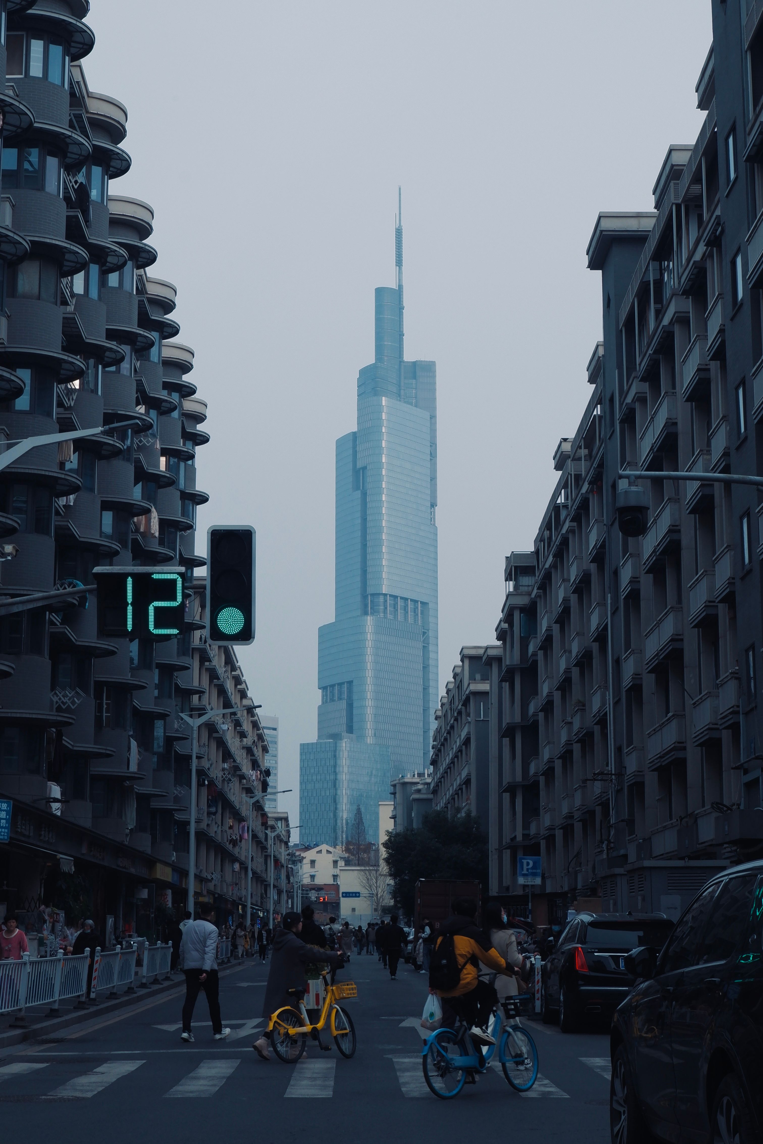 Urban Street View with Modern Skyscraper · Free Stock Photo