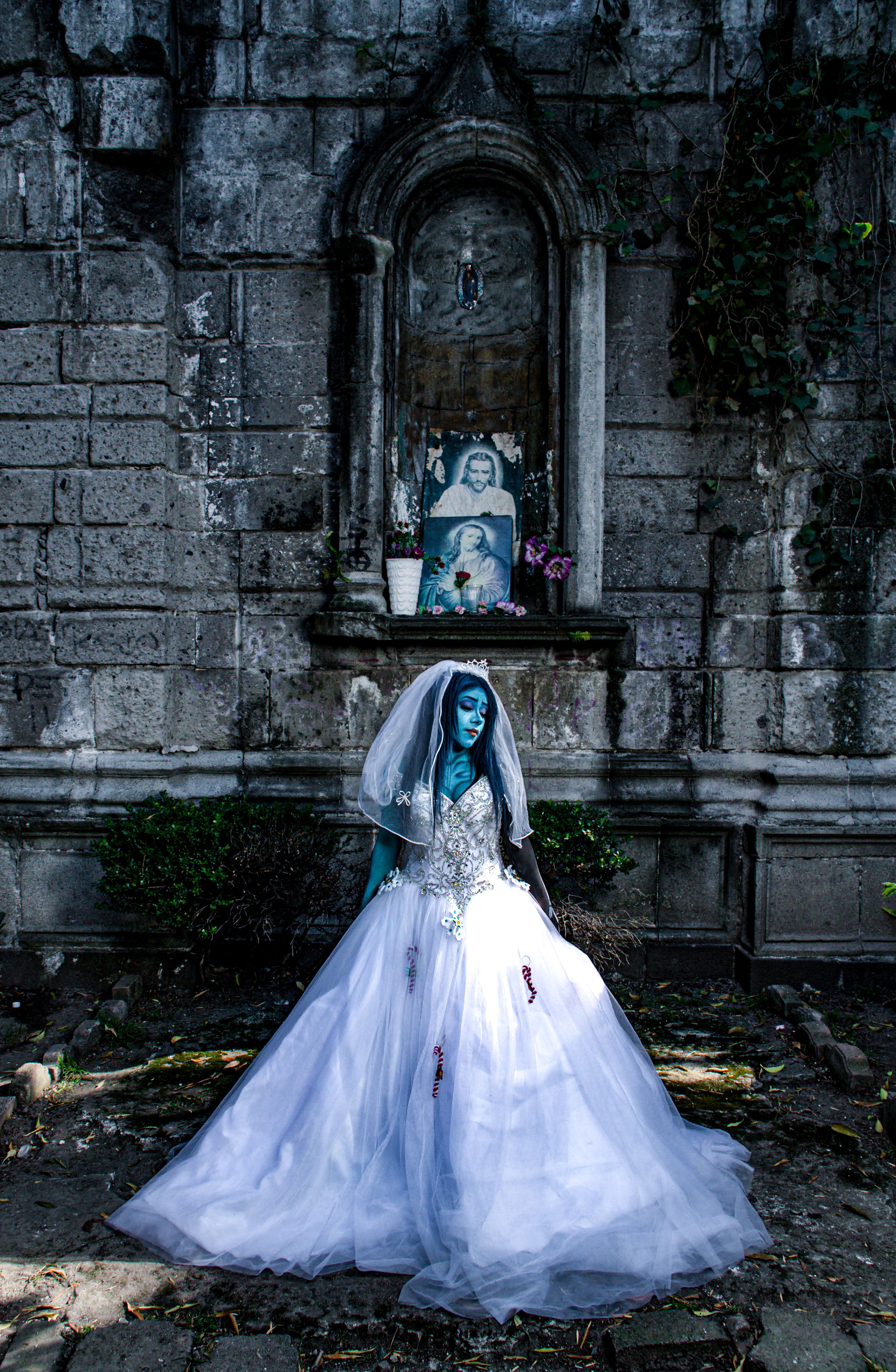 Gothic Bride in Abandoned Stone Altar Setting · Free Stock Photo