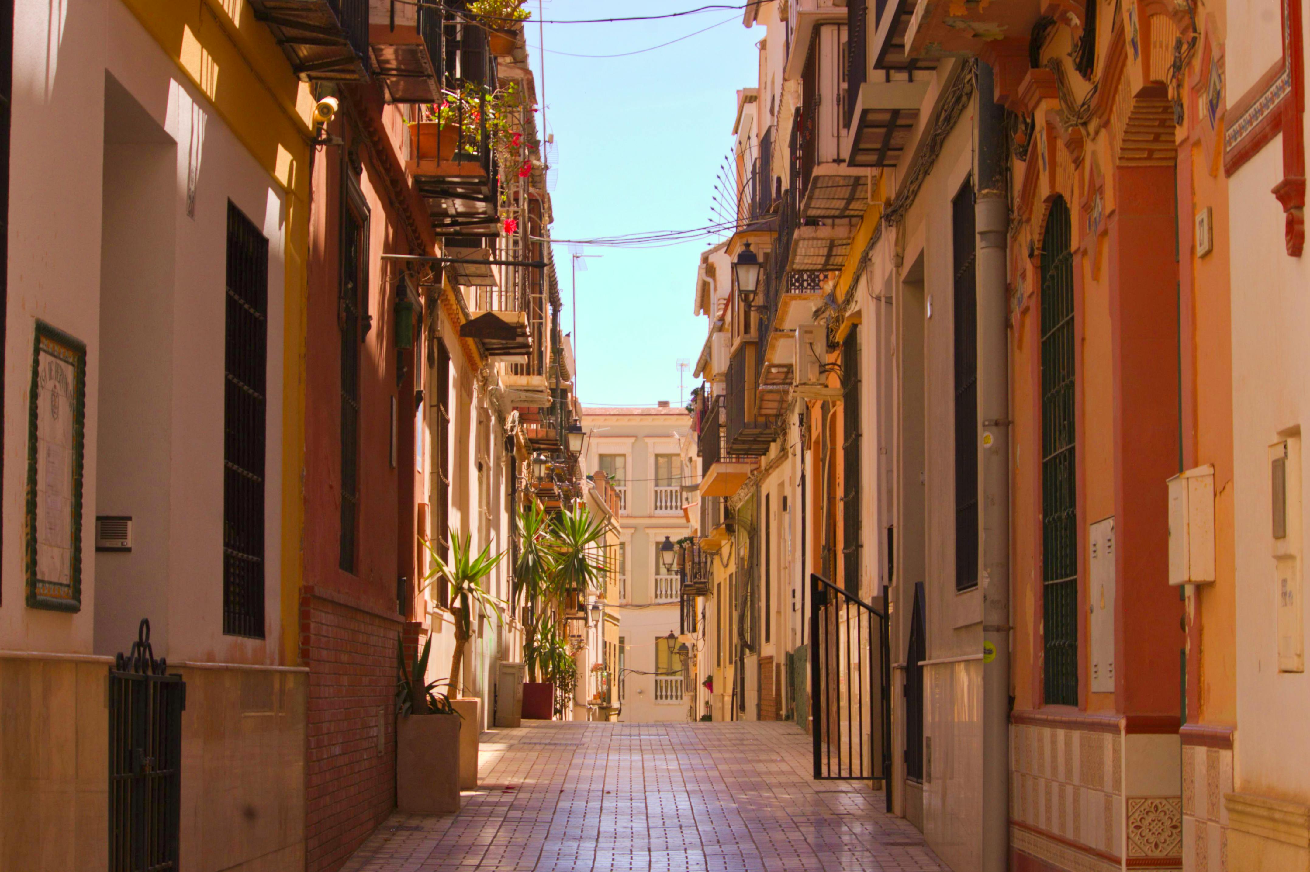 Charming Sunlit Alleyway in Historic Urban Setting · Free Stock Photo