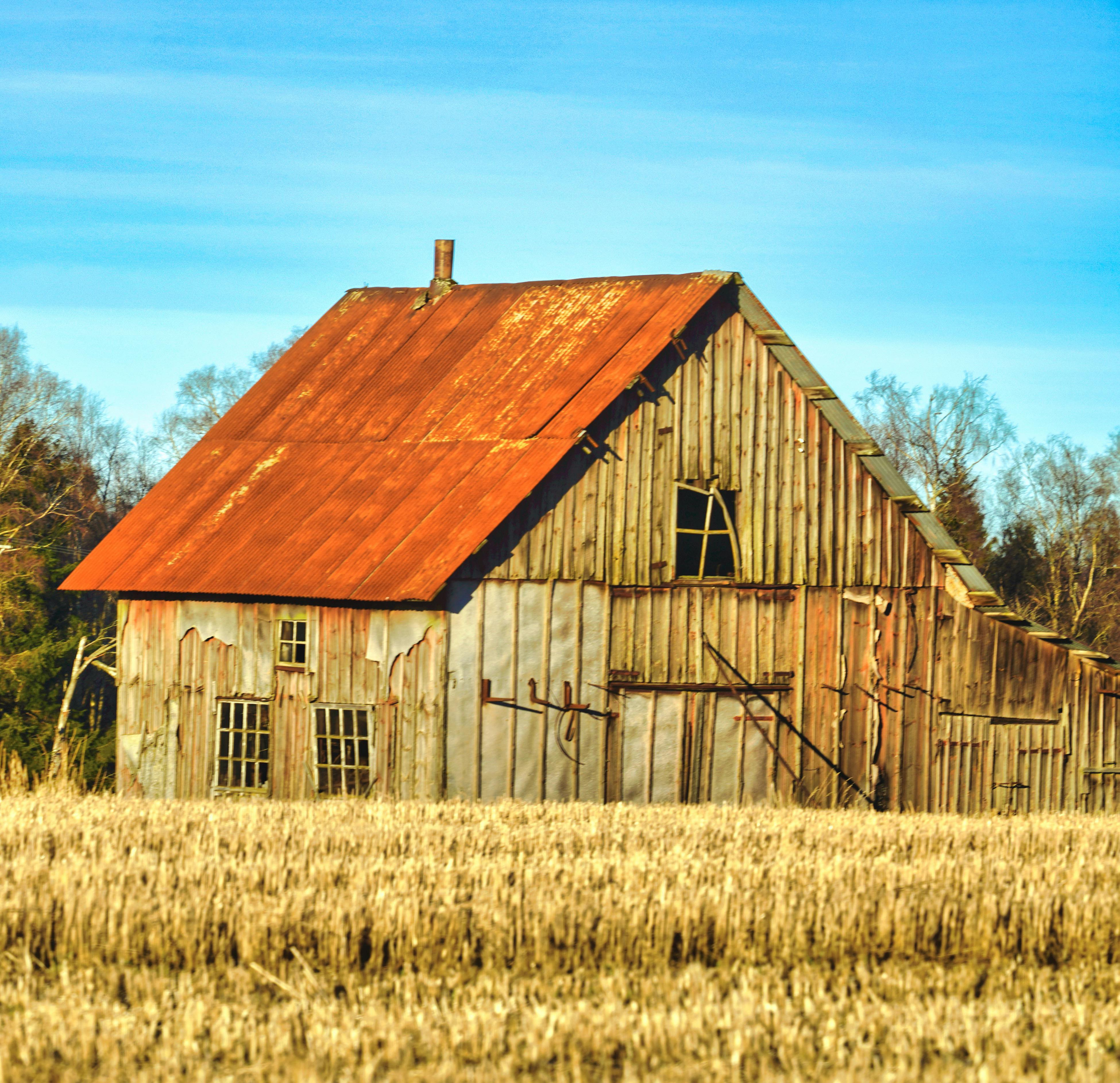 Rustic Barn in Jönköping Countryside Landscape · Free Stock Photo