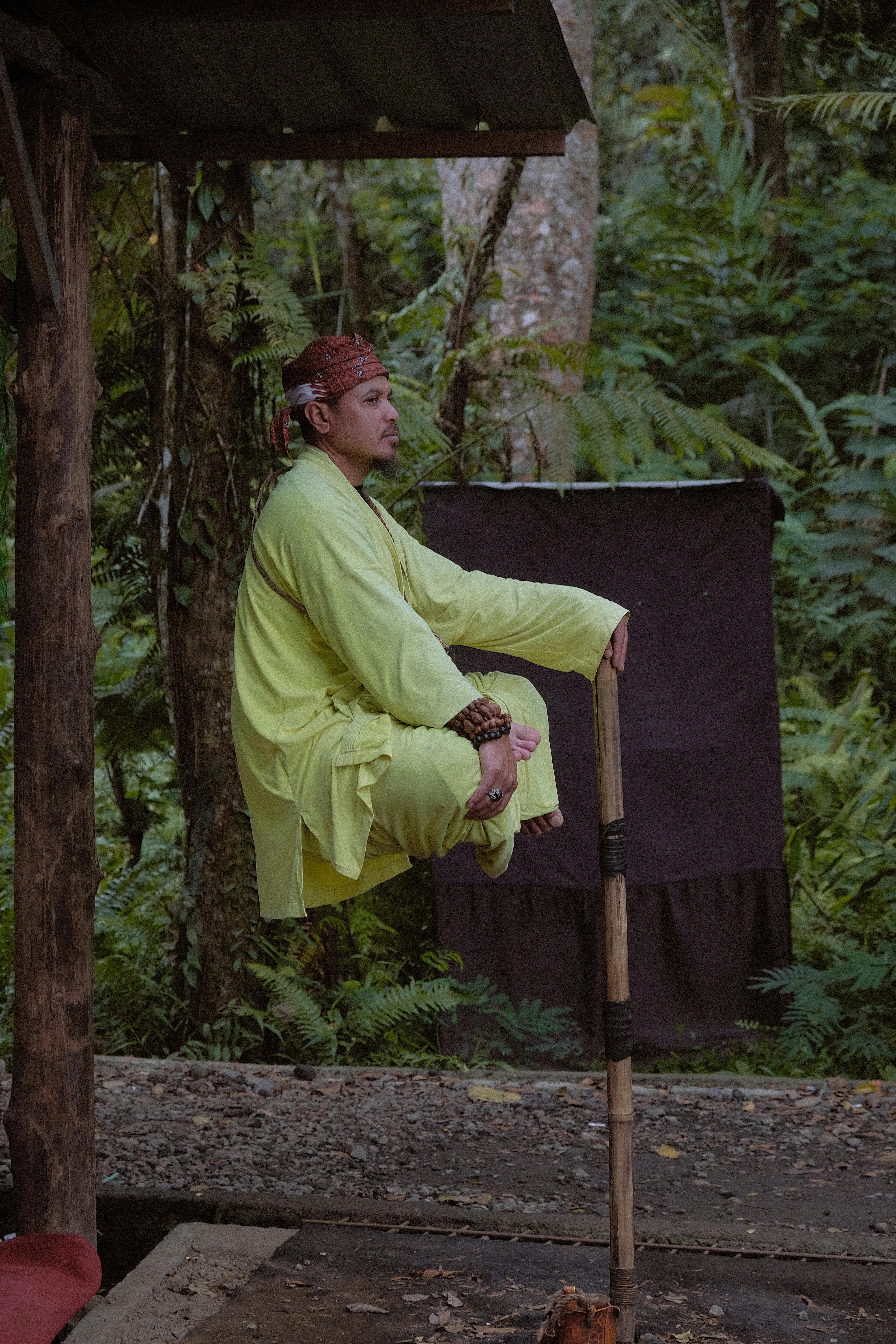 Arte De Performance Con Persona Levitando · Foto de stock gratuita