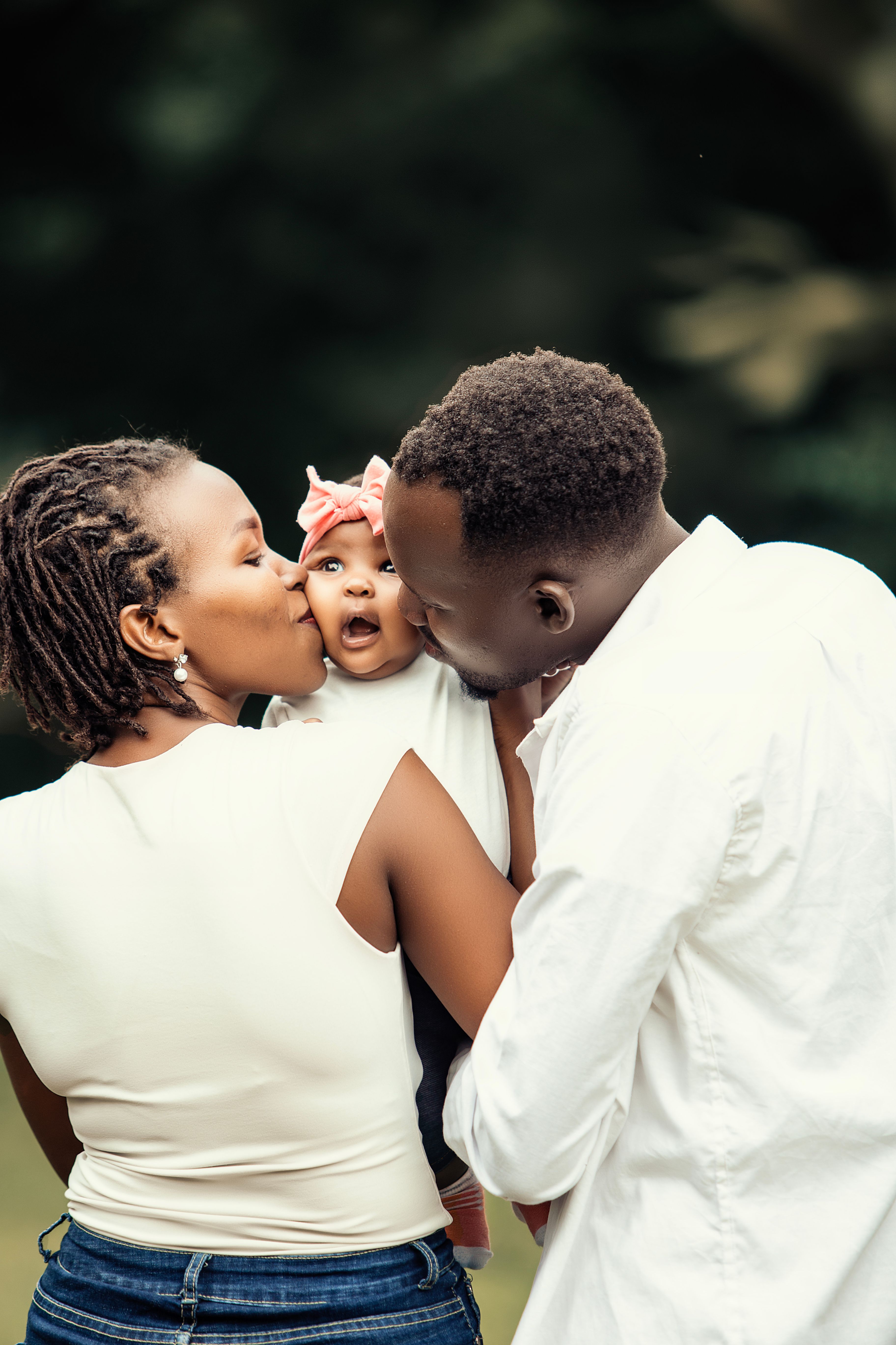 Heartwarming Family Moment with Parents and Baby · Free Stock Photo