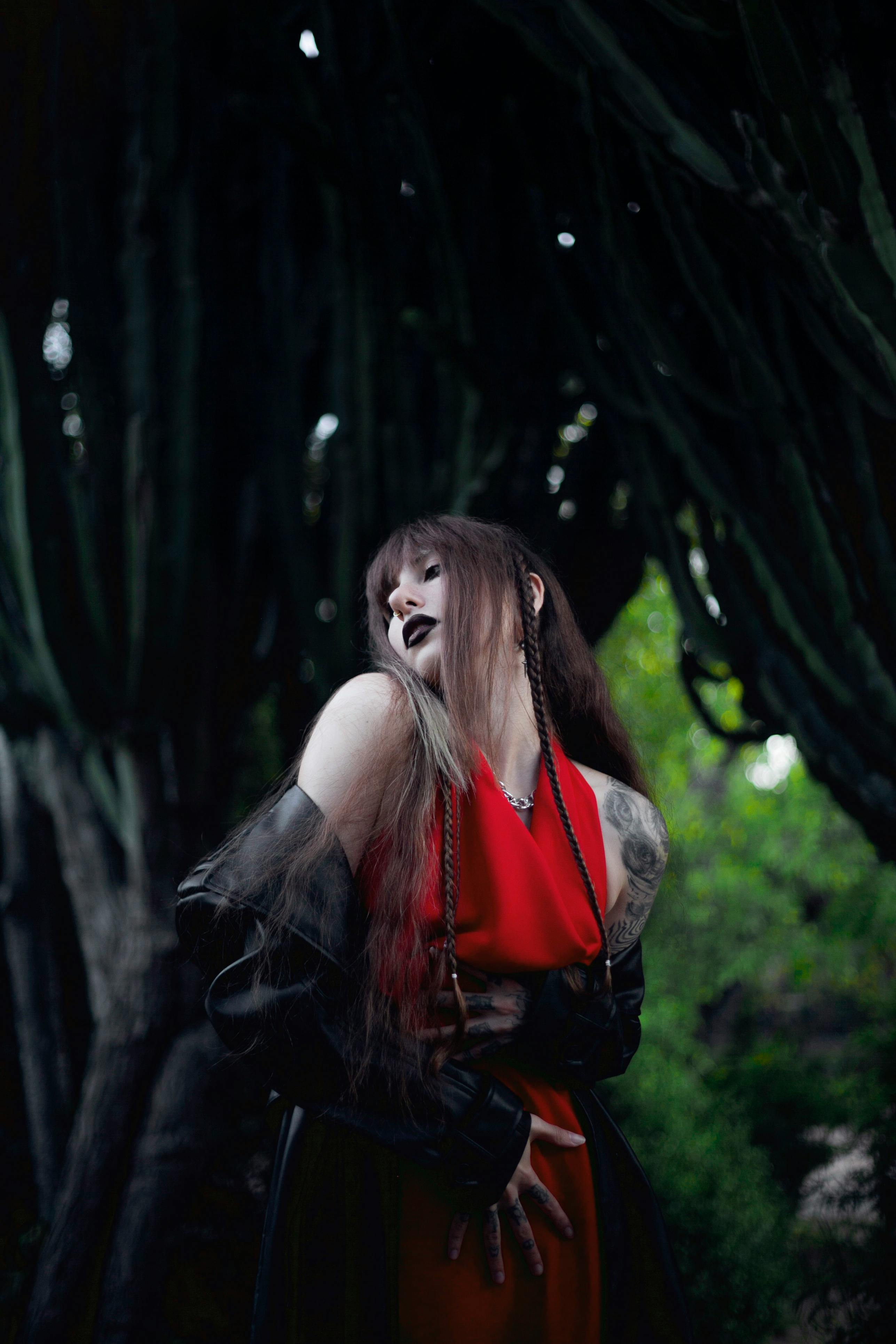 Femme Mystérieuse En Robe Rouge Au Milieu D'une Forêt Sombre · Photo ...