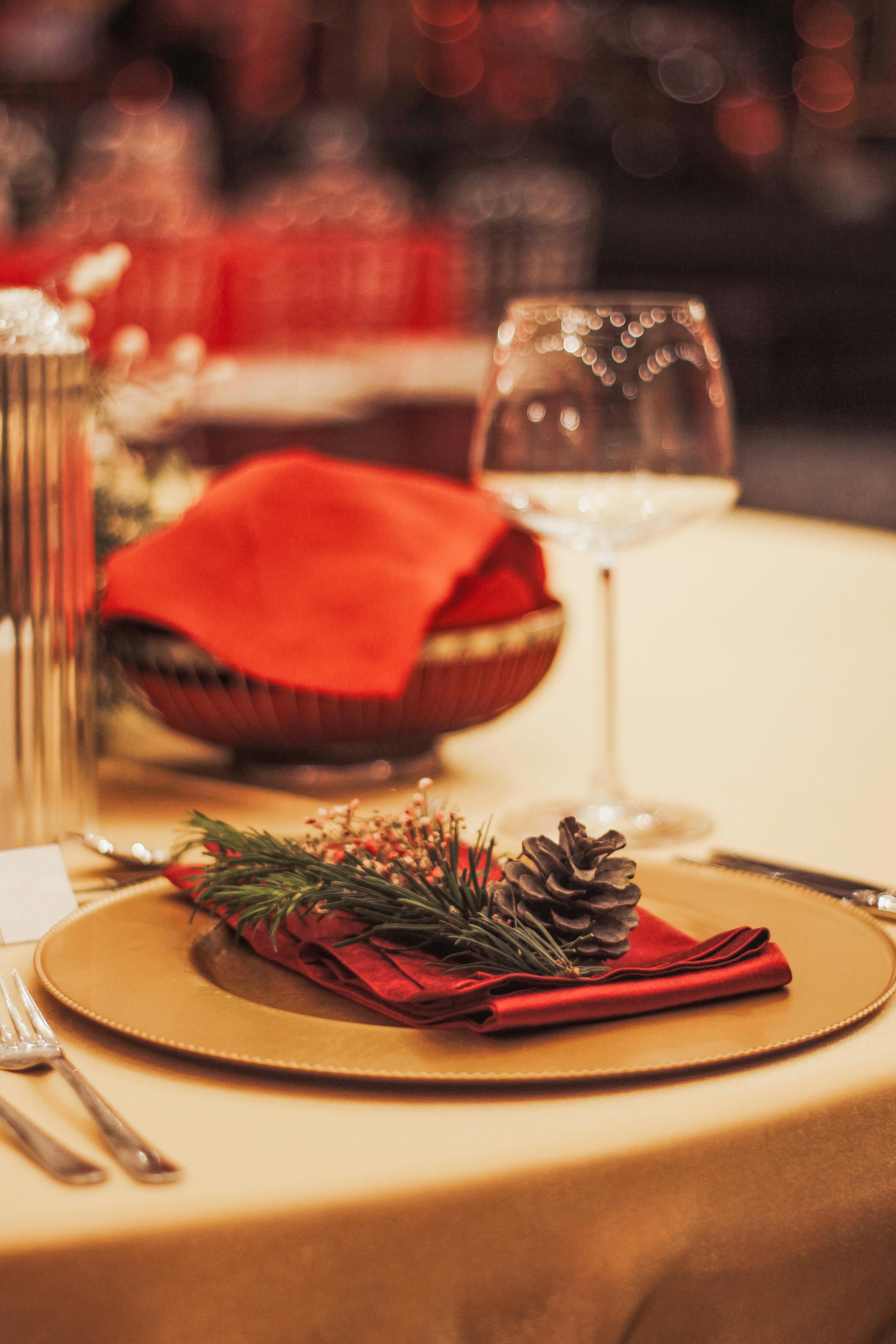 Penataan Meja Makan Hari Raya Dengan Kerucut Pinus · Foto Stok Gratis