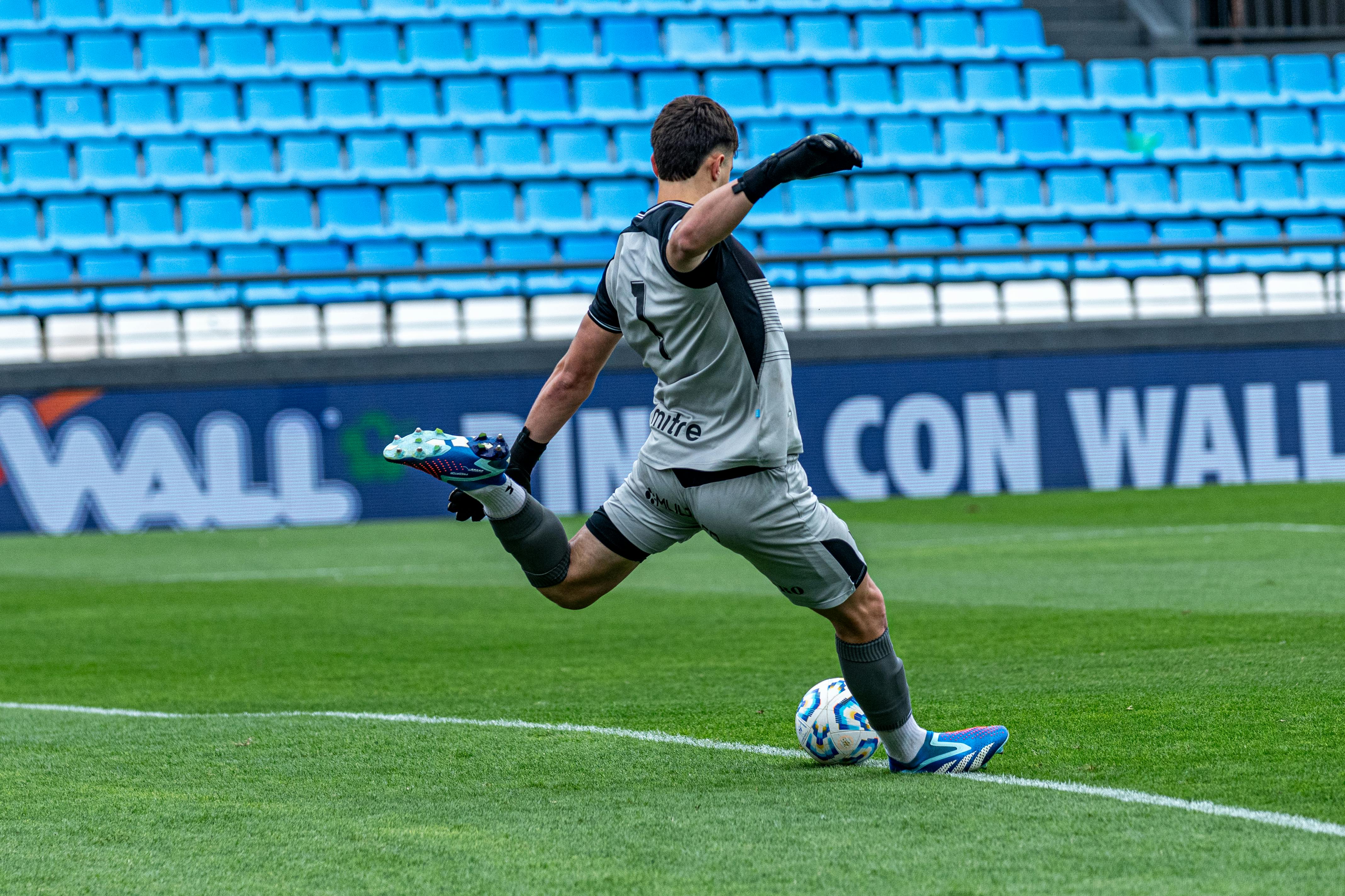 Jugador De Fútbol Pateando Un Balón En Un Estadio Vacío · Foto de stock ...