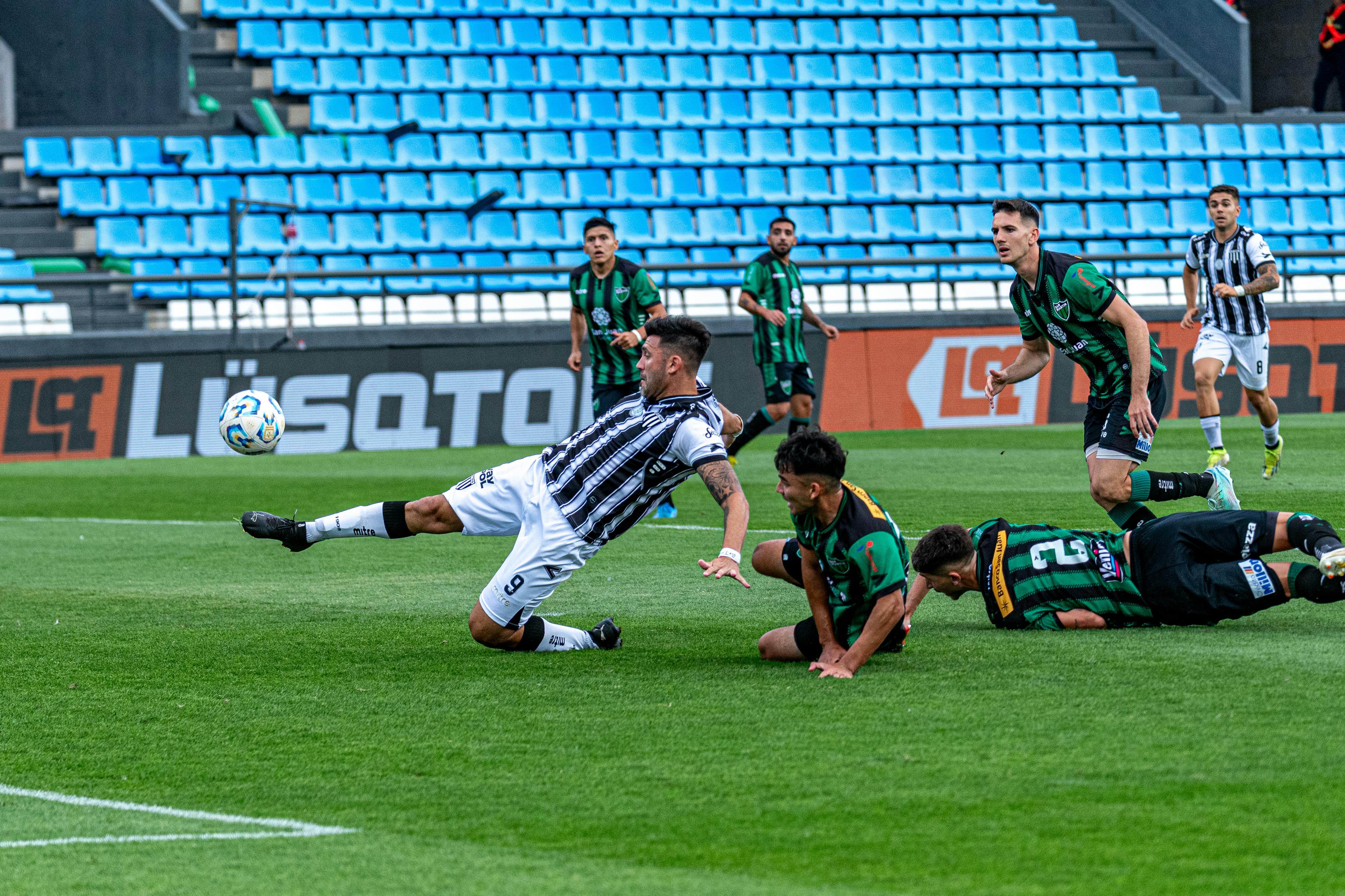 Dramática Entrada En Un Partido De Fútbol Intenso · Foto de stock gratuita