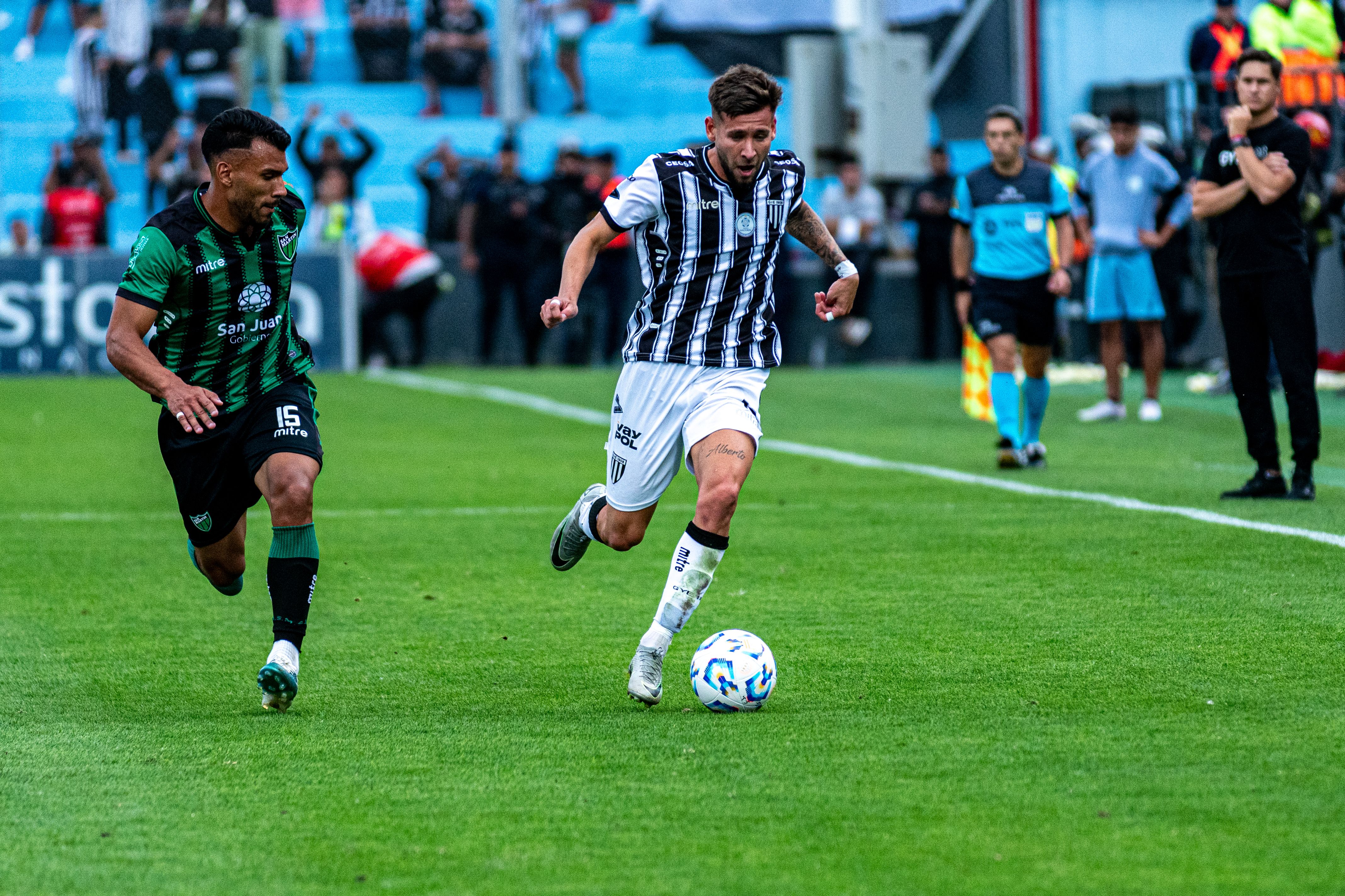 Dynamic Soccer Match Action Captured on Field · Free Stock Photo
