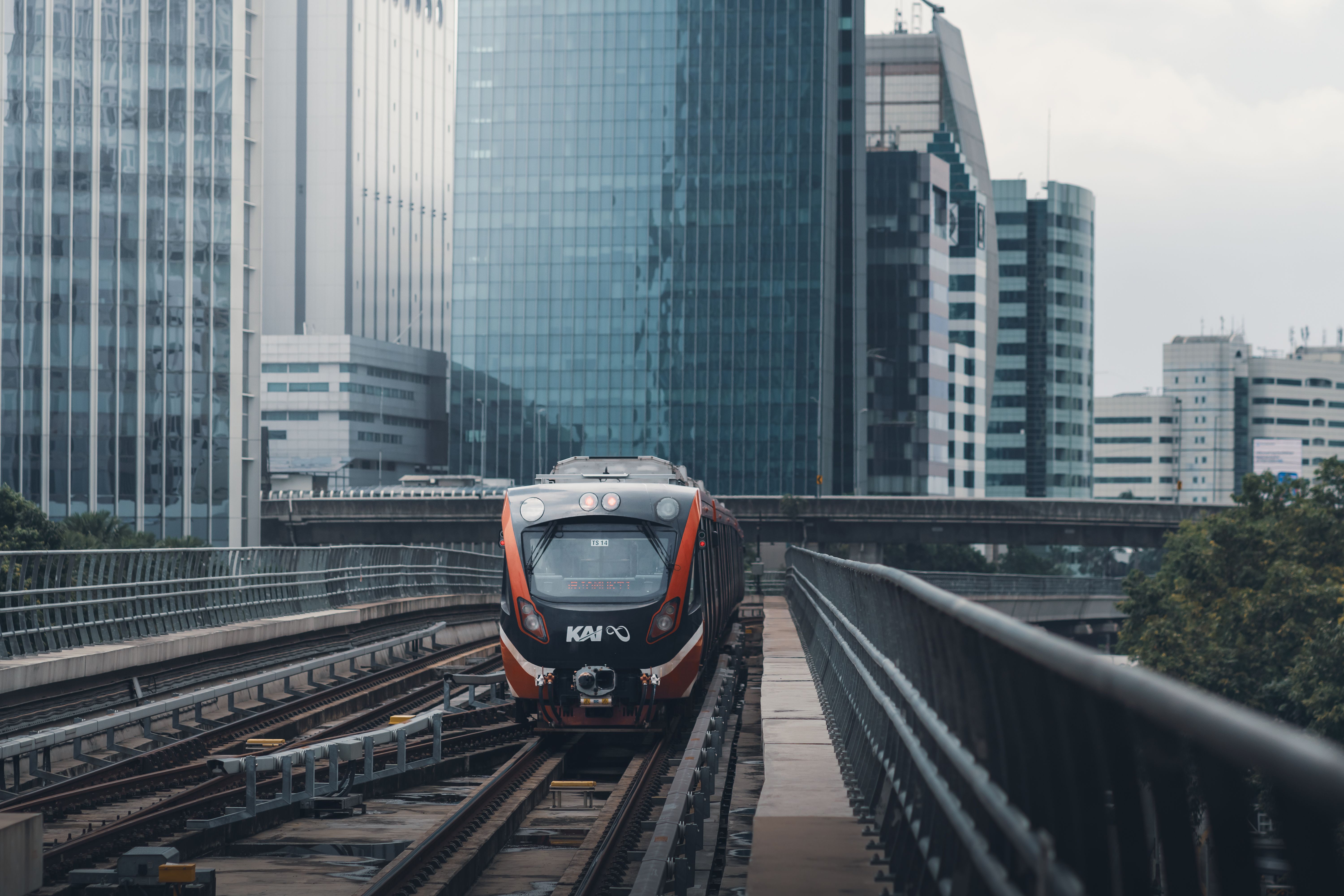 Kereta API Modern Di Pemandangan Kota Jakarta · Foto Stok Gratis