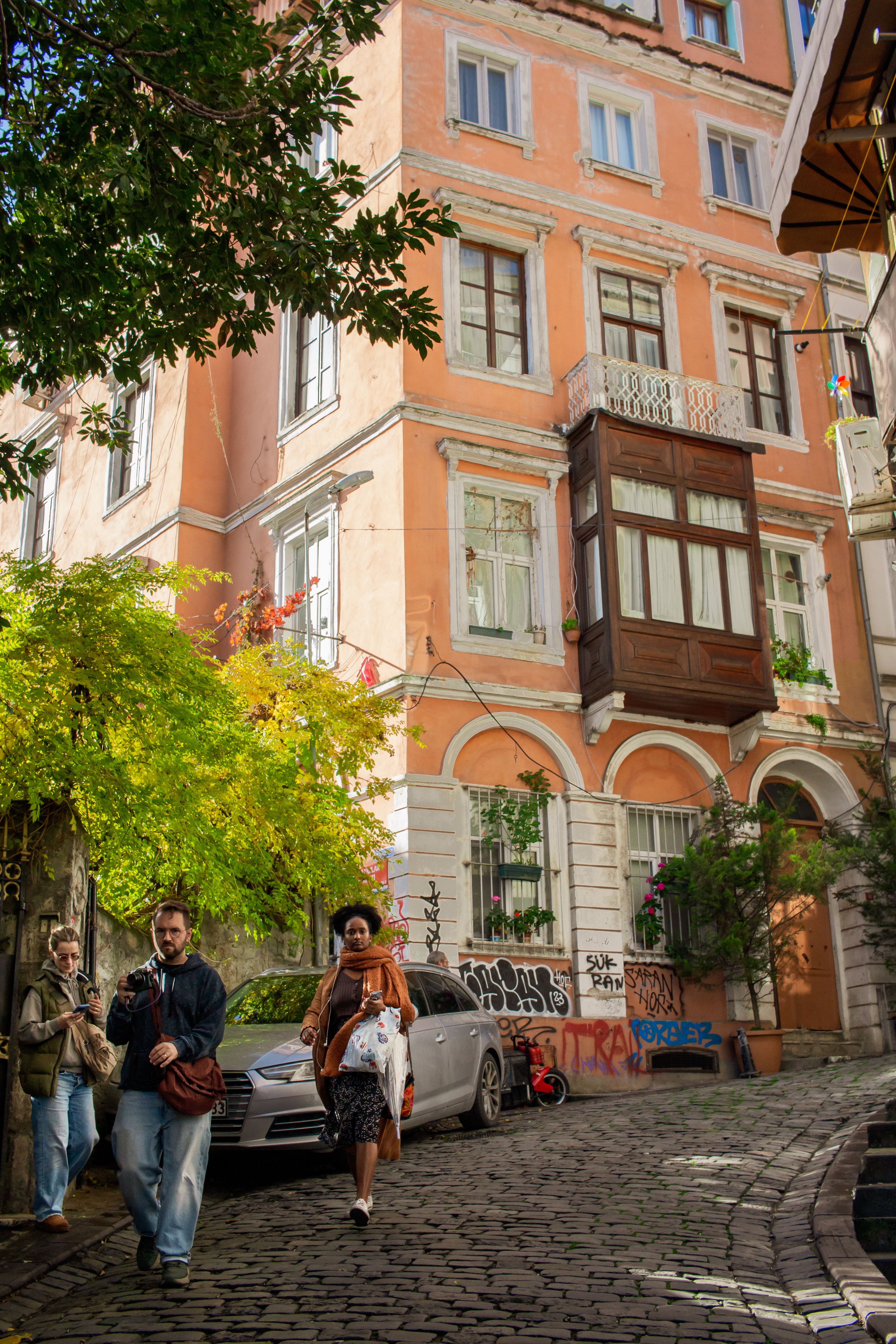 Charming Street Scene in Karaköy, Istanbul · Free Stock Photo