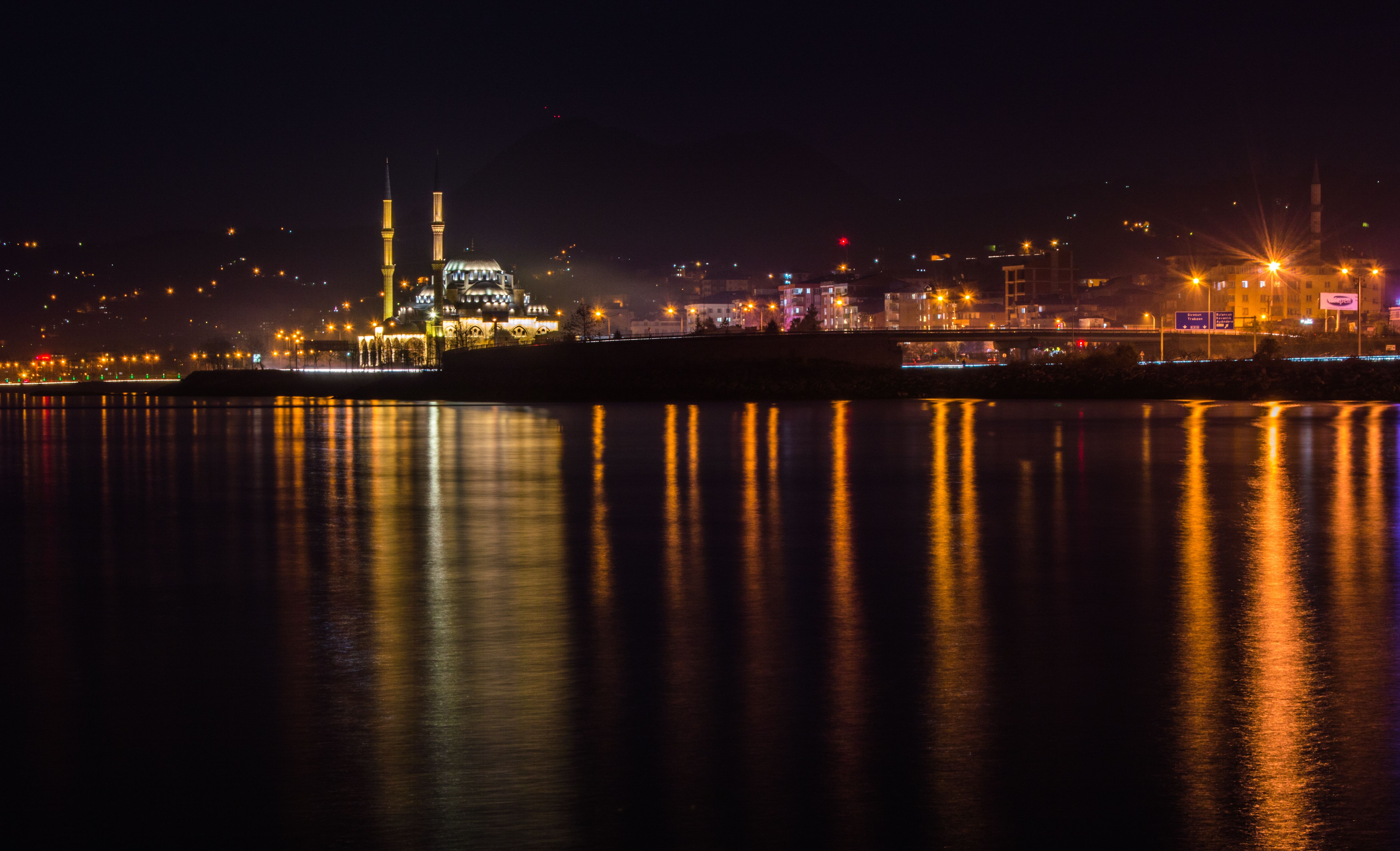 Night View of Mosque by Water in Bulancak, Türkiye · Free Stock Photo