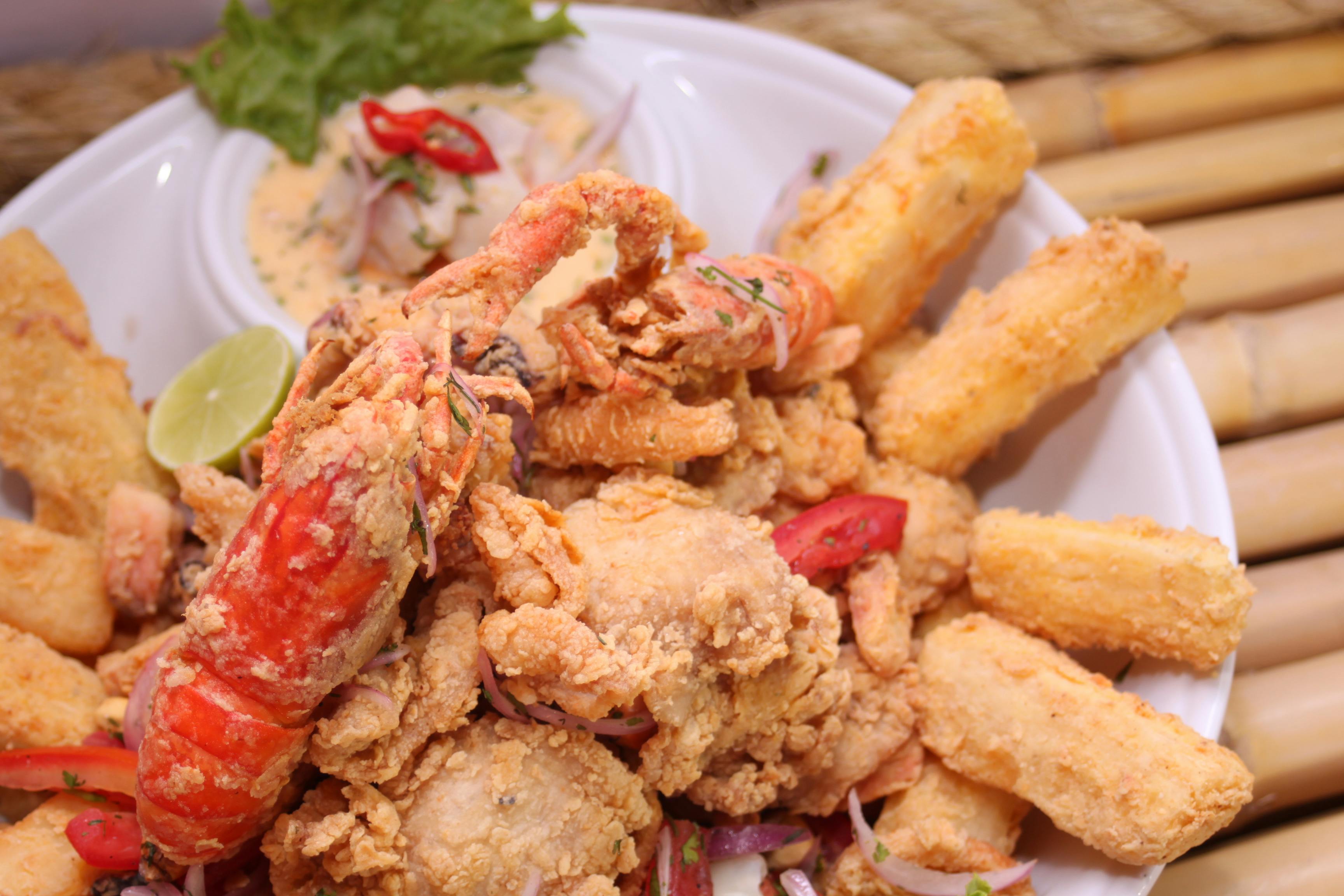 Plato De Mariscos Crujientes Con Yuca Frita · Foto de stock gratuita
