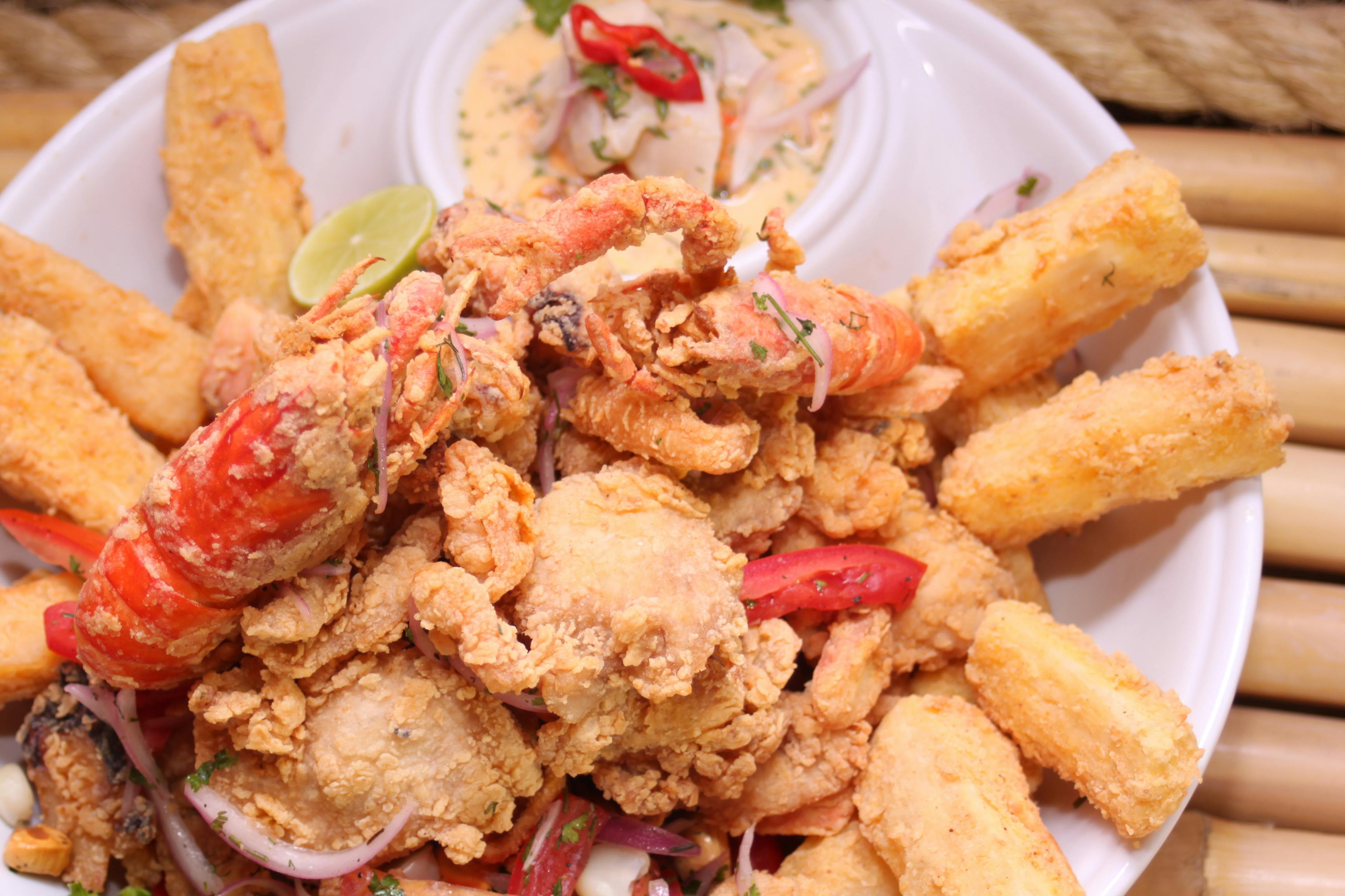 Plato Peruano De Mariscos Con Yuca Frita · Foto de stock gratuita