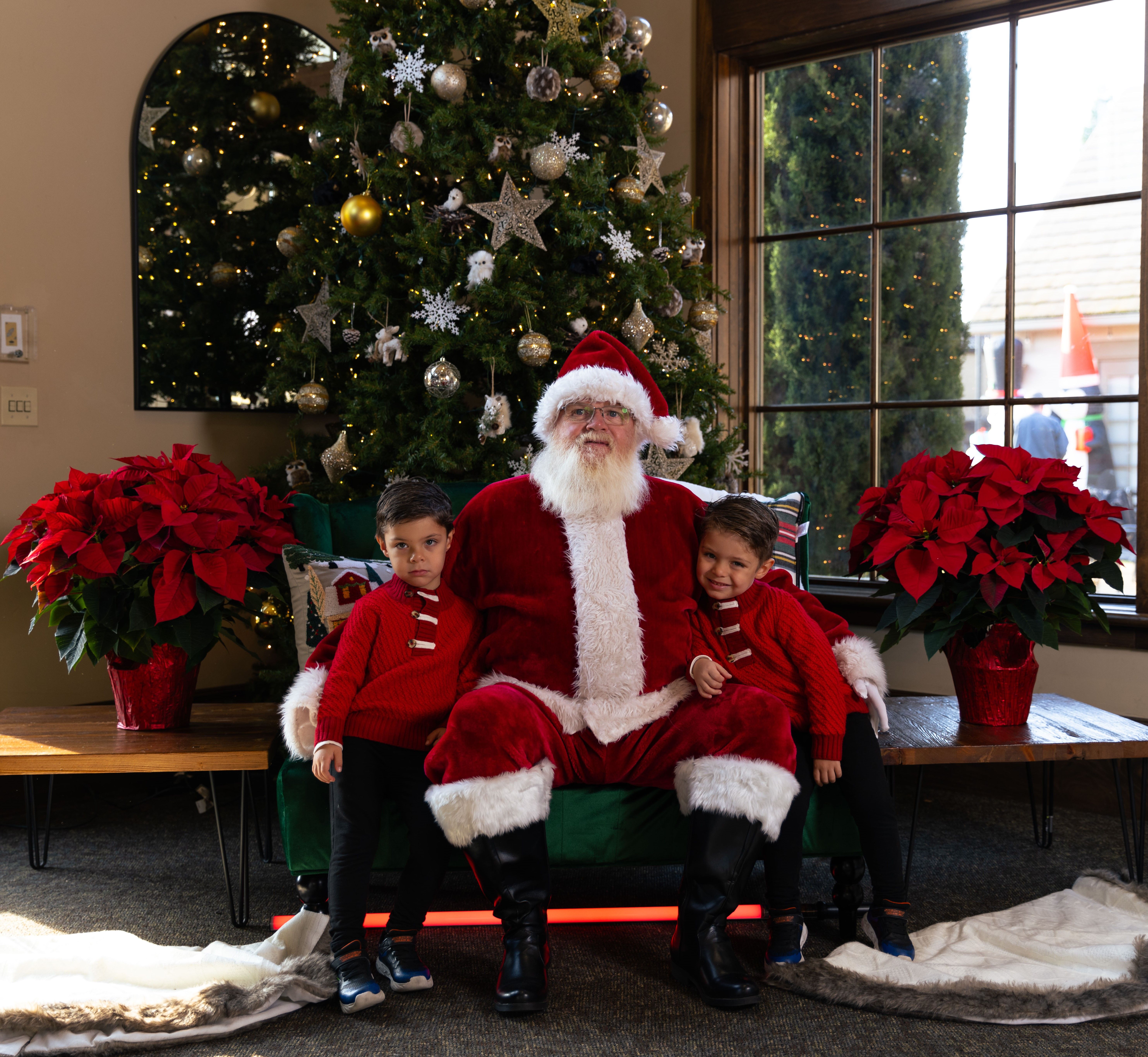 Papá Noel Con Niños Junto Al árbol De Navidad En El Interior · Foto de ...