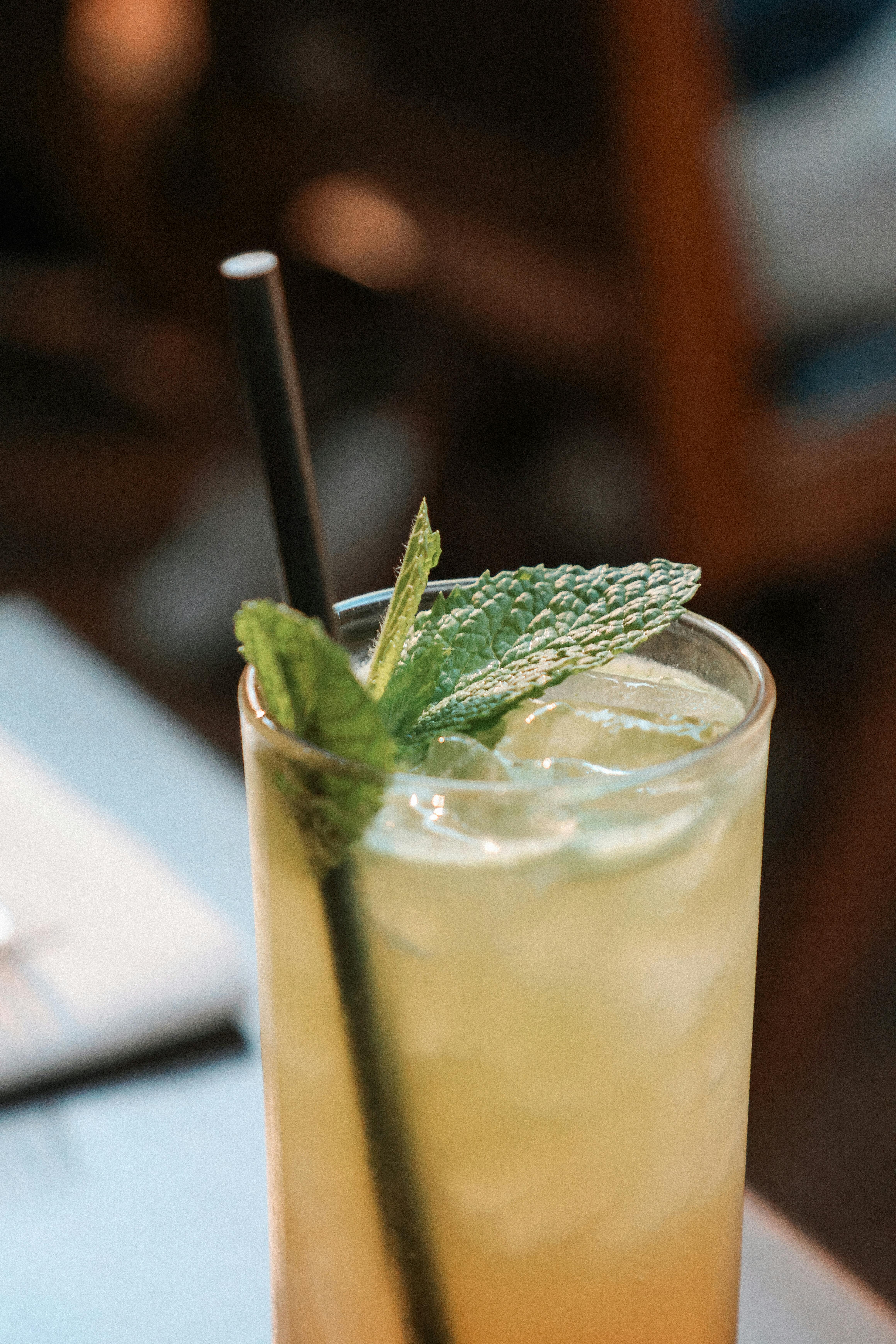 Bebida Refrescante De Menta Helada Sobre Una Mesa · Foto de stock gratuita