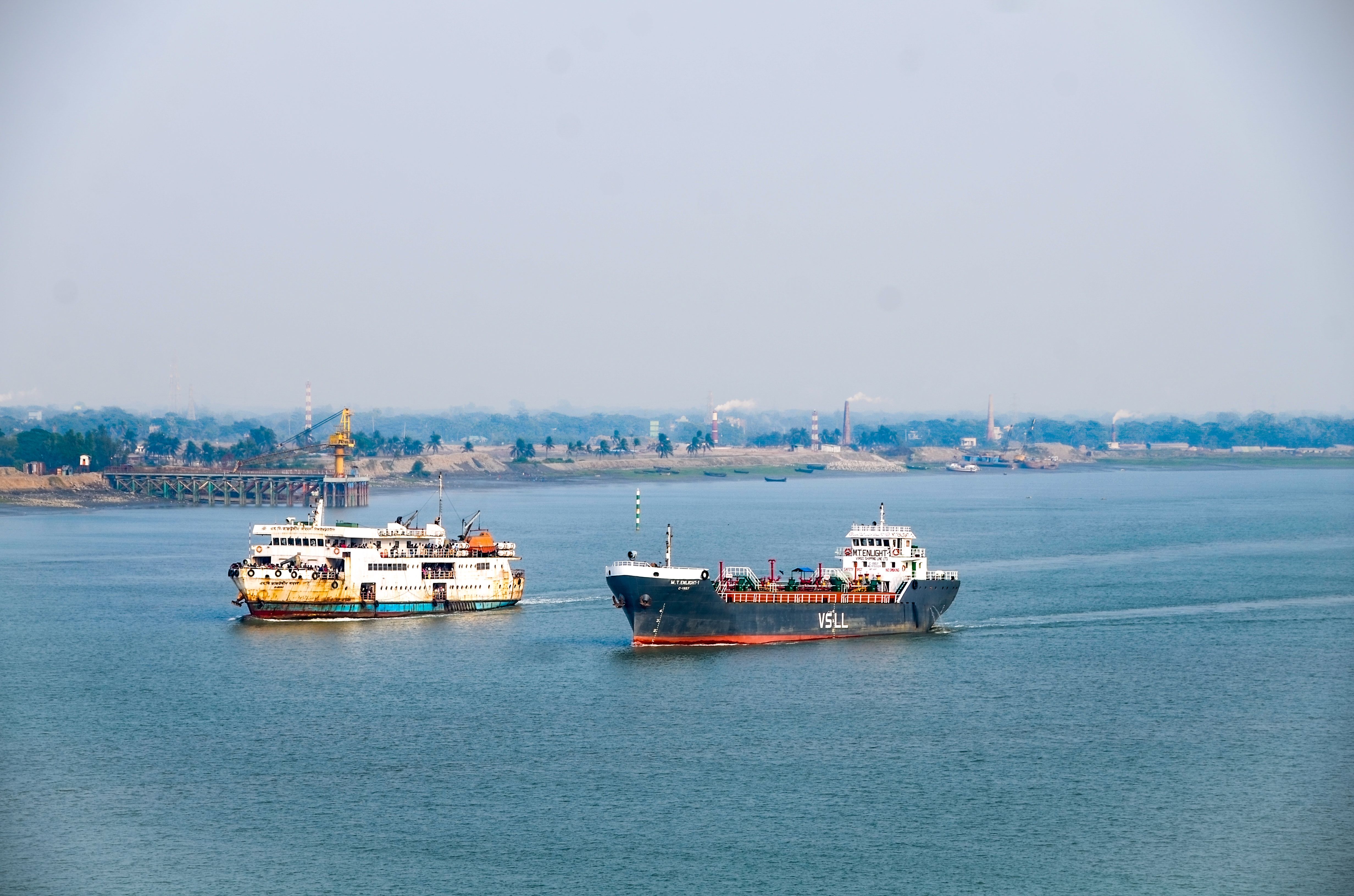 Navios De Carga Navegando Em Um Amplo Cenário Fluvial · Foto ...