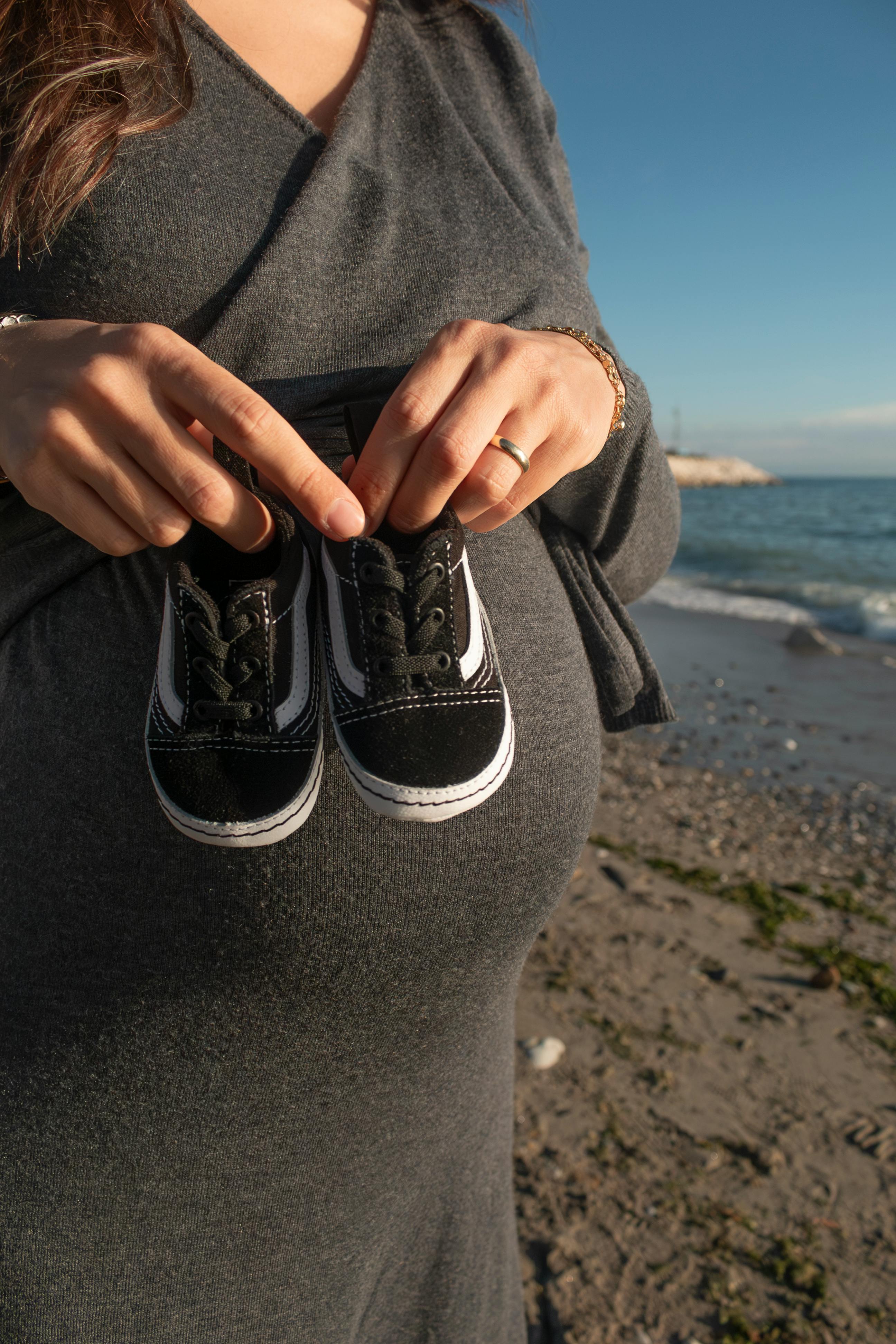 Female Holding Photos, Download The BEST Free Female Holding Stock ...