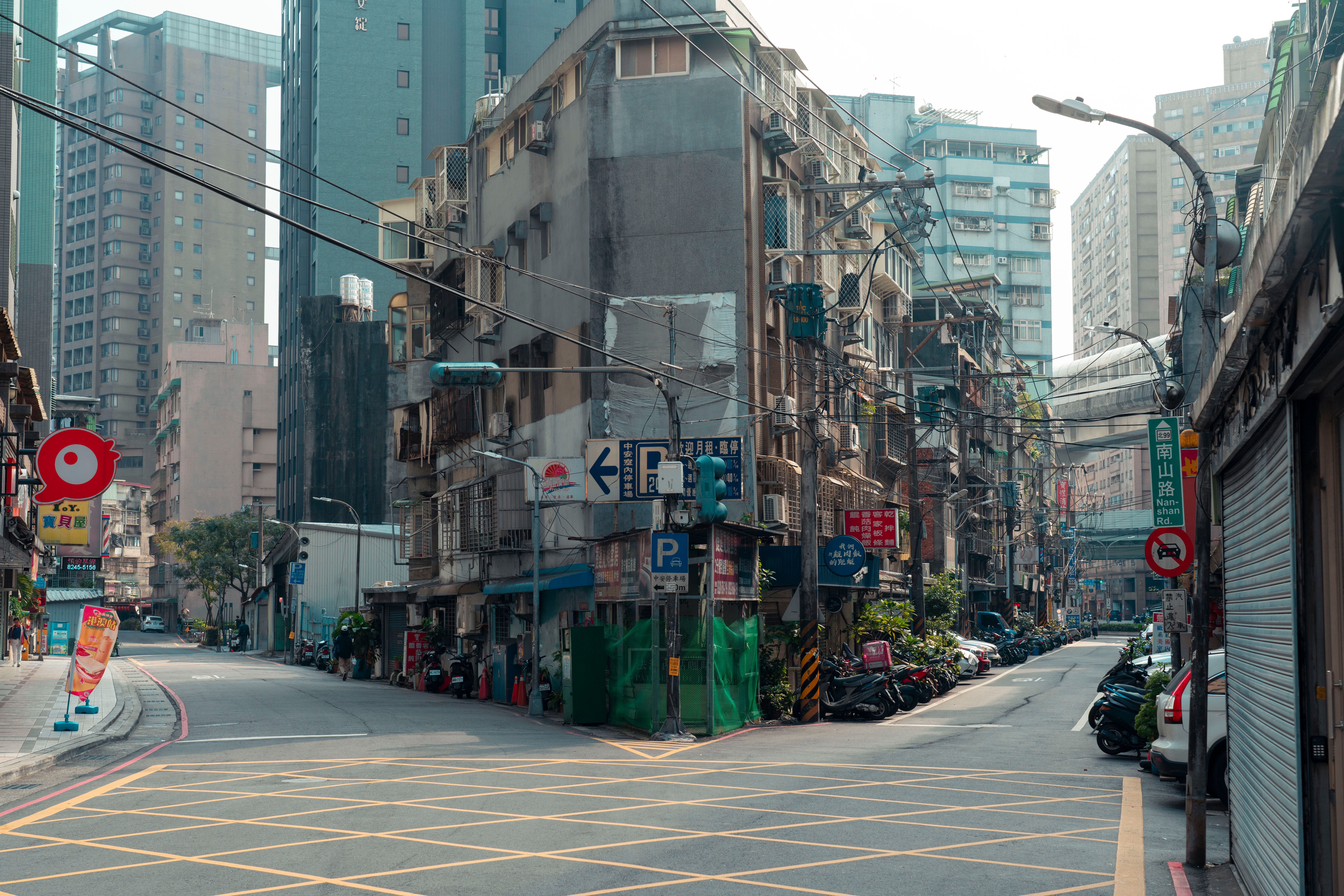 Urban Street View in New Taipei City, Taiwan · Free Stock Photo