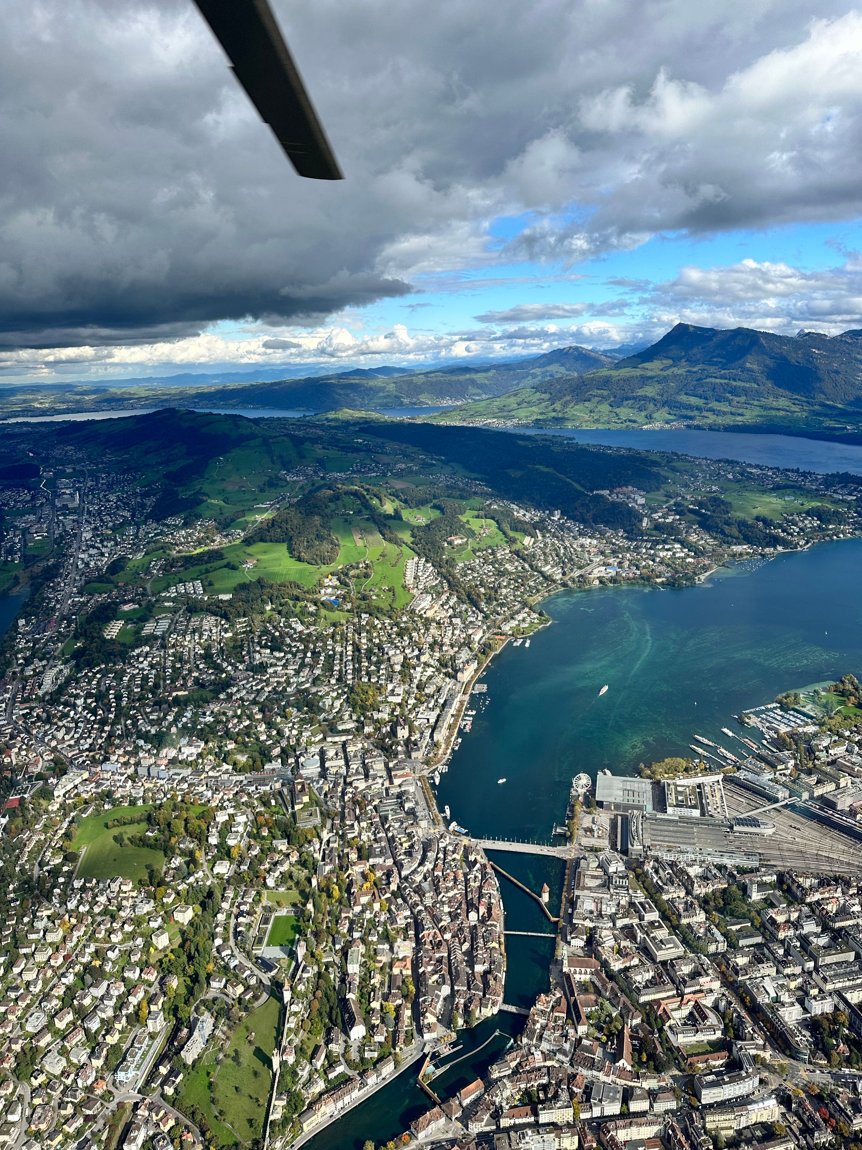 Vista Aérea De Una Ciudad Suiza Con Lago Y Montañas · Foto de stock ...